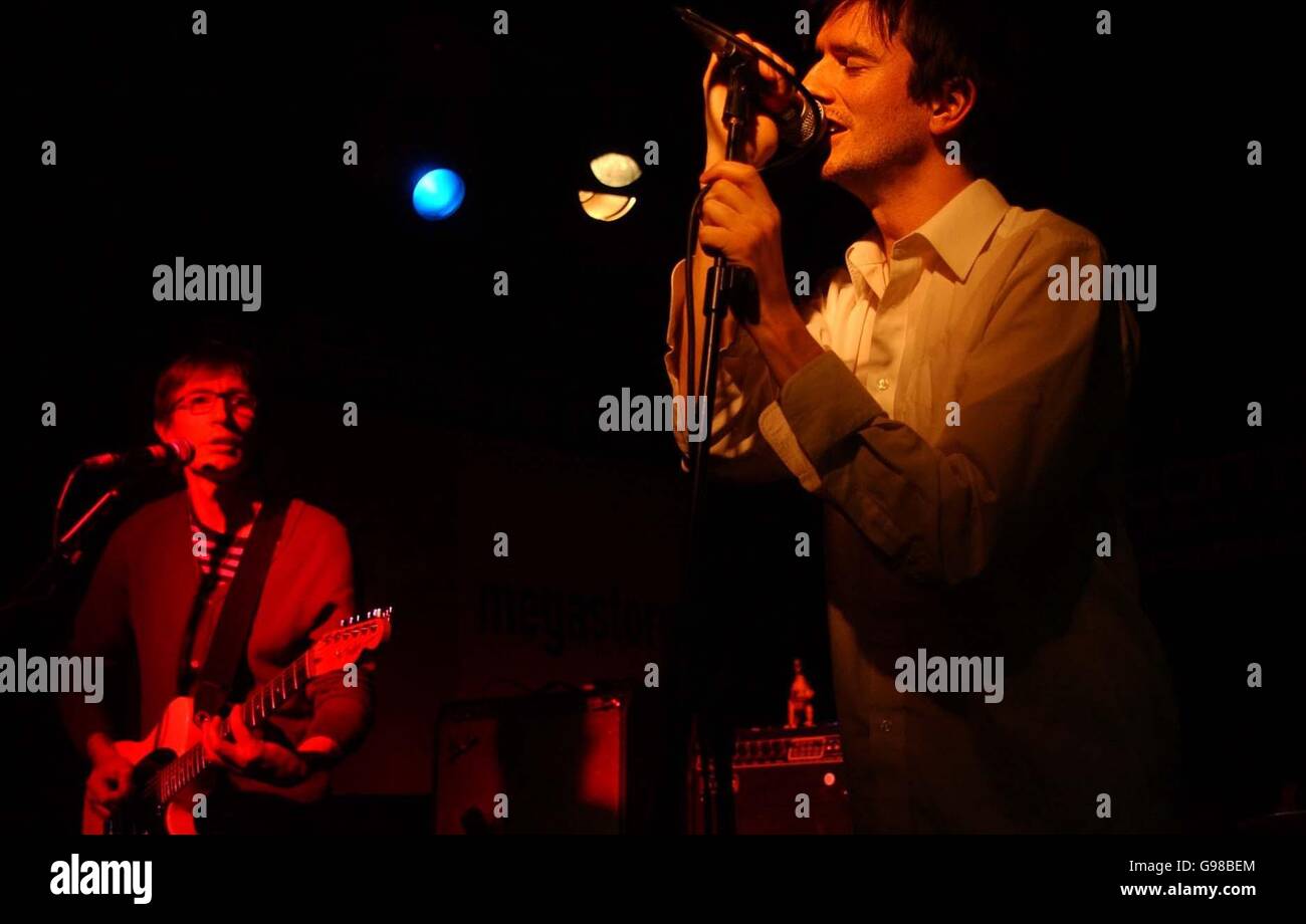 Lead singer of the rakes alan donohoe right hi-res stock photography ...