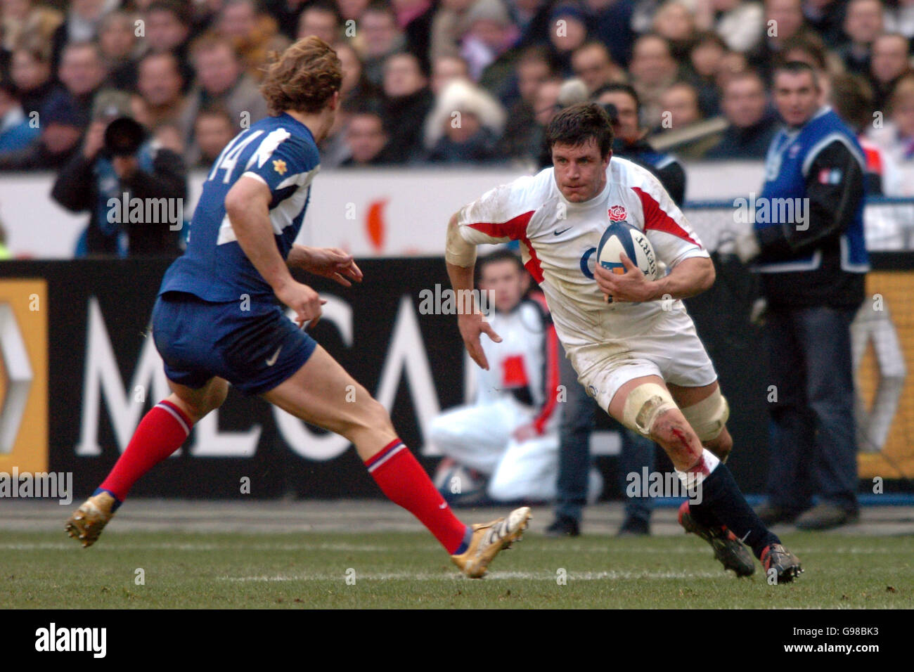 Englands martin corry runs at frances aurelien rougerie hi-res stock ...