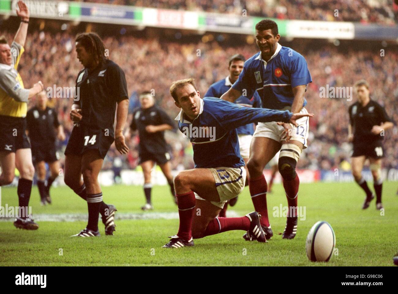 France's Richard Dourthe celebrates his try with Emile Ntamack Stock ...