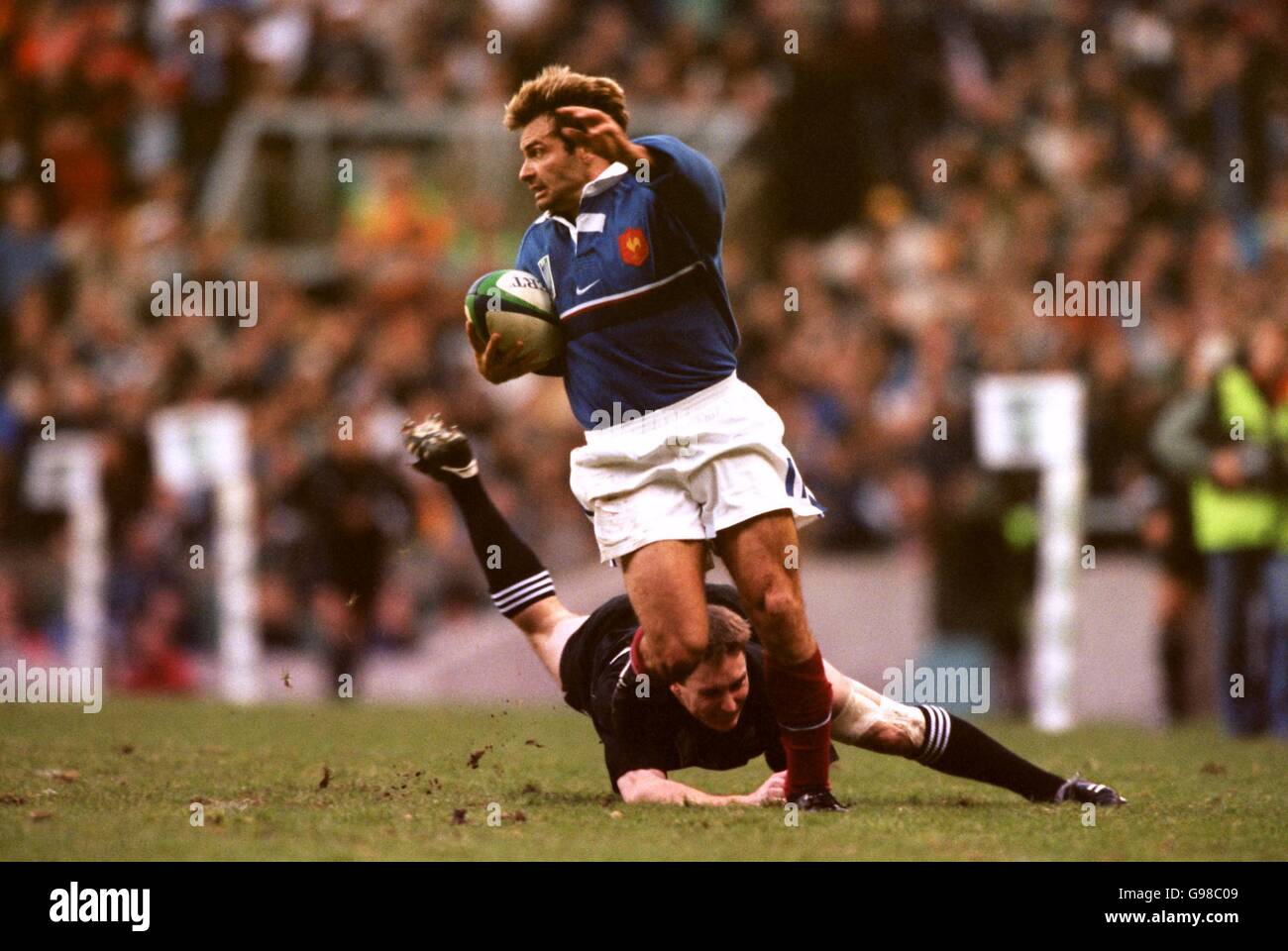France's Richard Dourthe goes around New Zealands Christian Cullen to ...