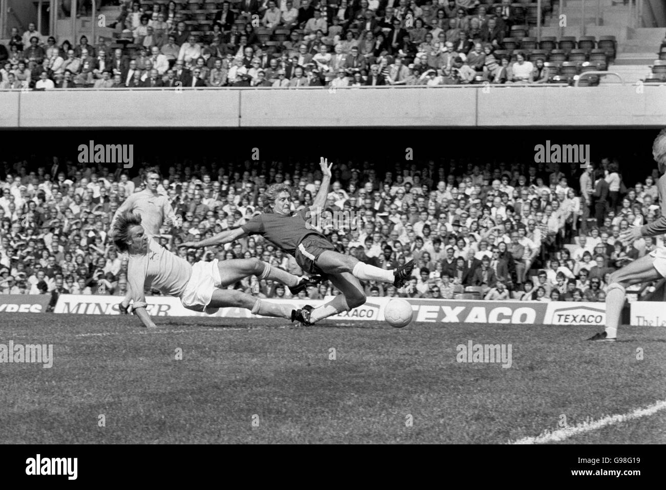 (L-R) Carlisle United's Bobby Parker and Chelsea's Chris Garland ...