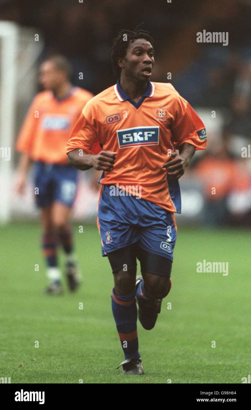 Luton town v kingstonian hi-res stock photography and images - Alamy