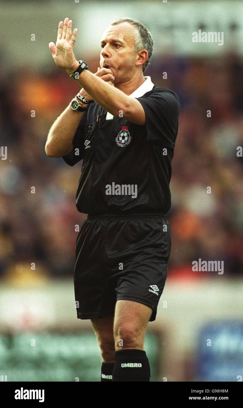 Referee phil richards hi-res stock photography and images - Alamy