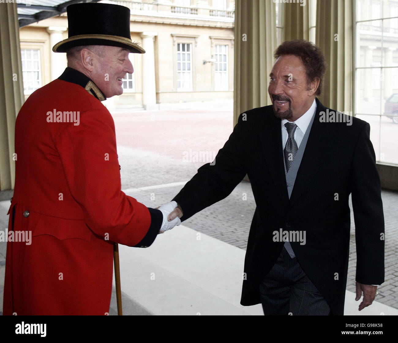 Singing legend tom jones at buckingham palace in central london hi-res ...