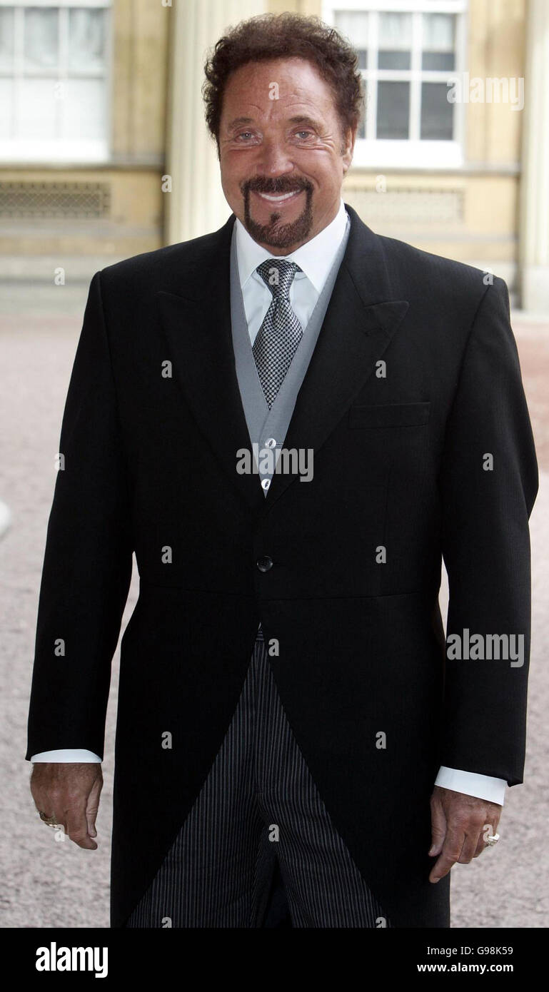 Singing legend tom jones at buckingham palace in central london hi-res ...