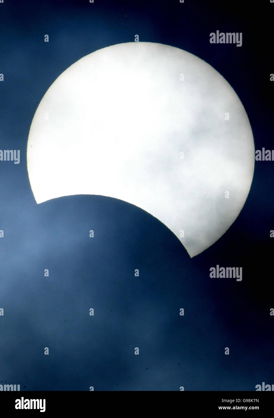 Pinhole camera eclipse hi-res stock photography and images - Alamy