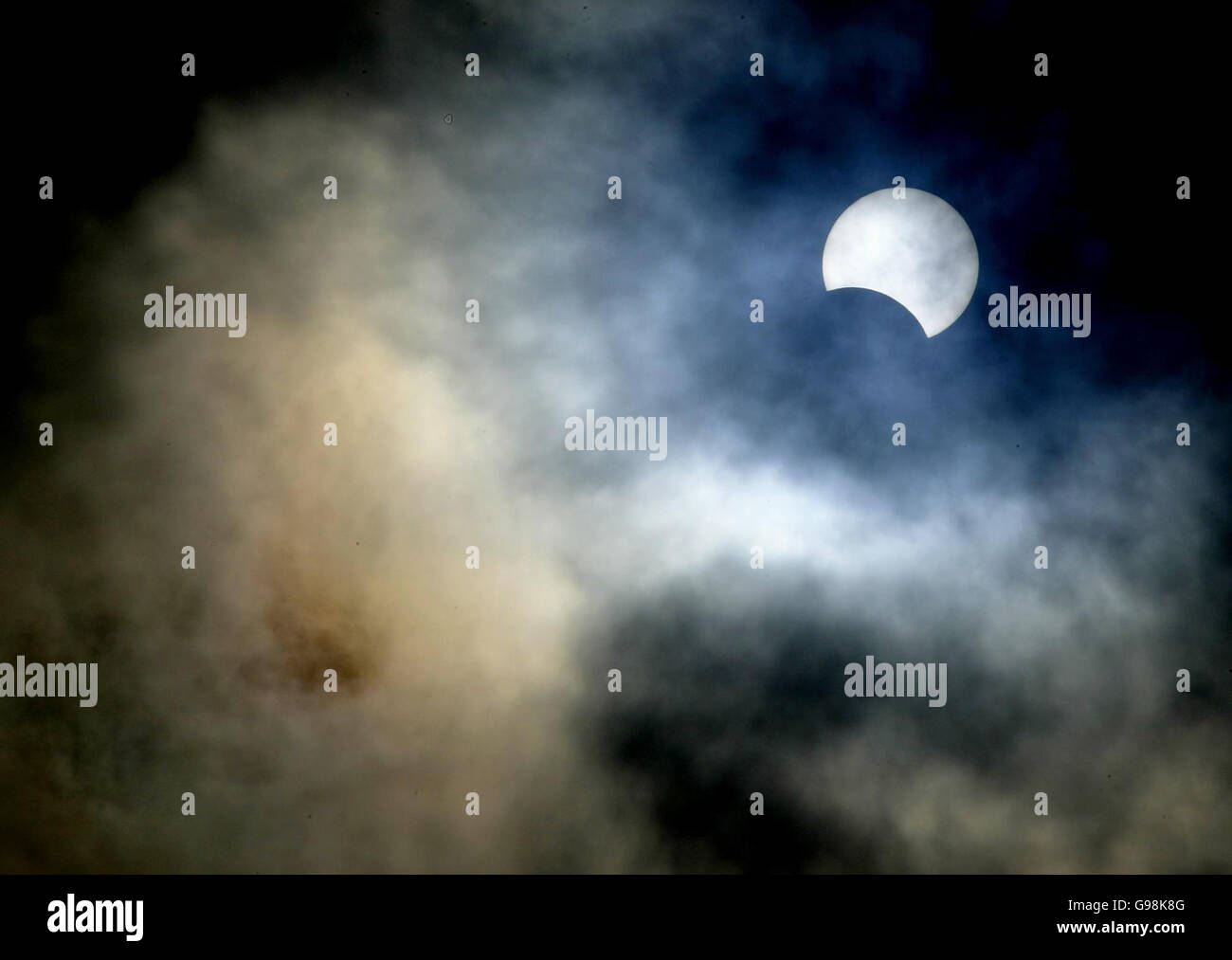 Pinhole camera eclipse hi-res stock photography and images - Alamy