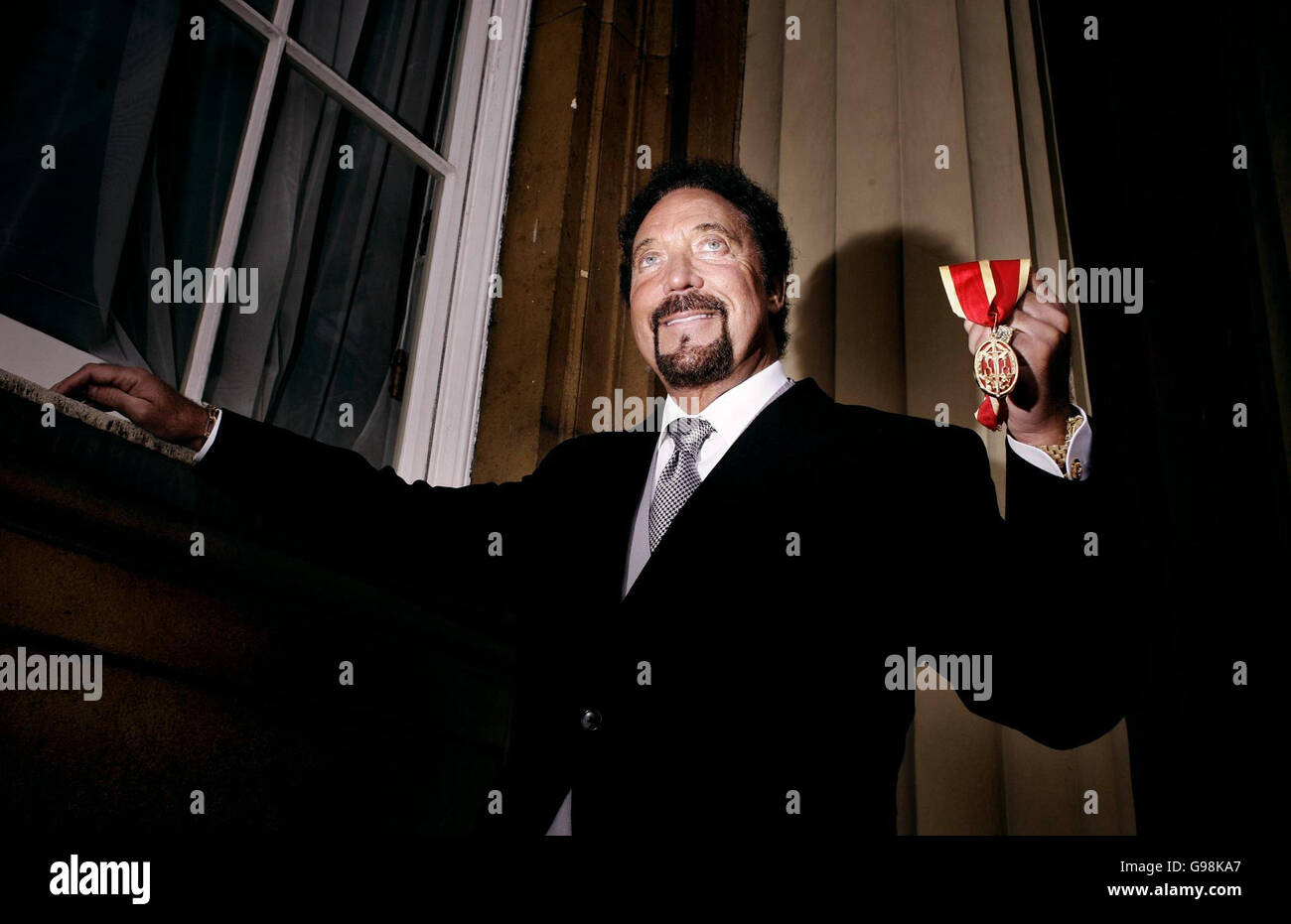 Singing legend tom jones at buckingham palace in central london hi-res ...