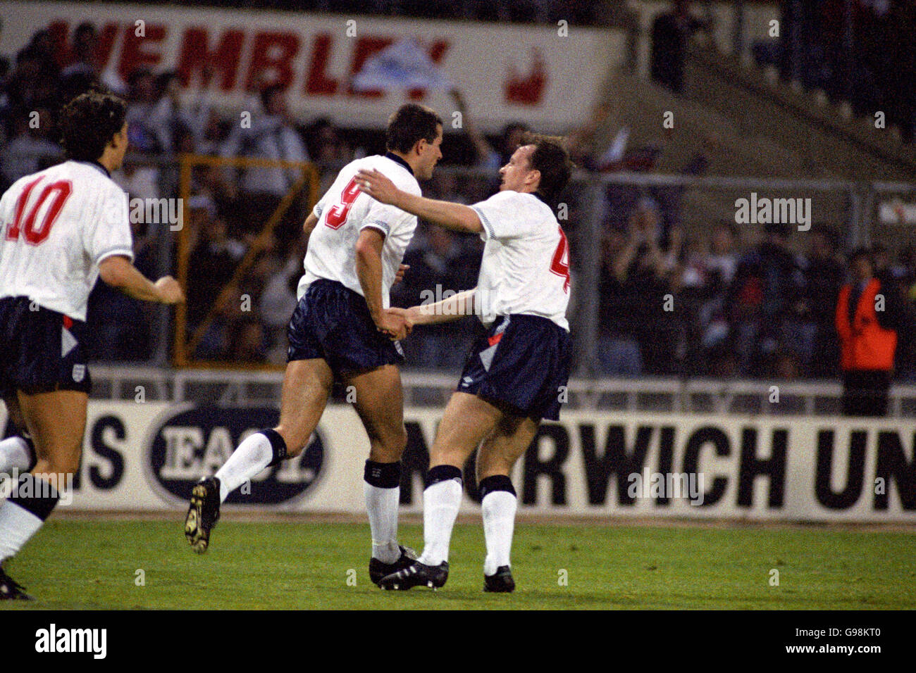 England's Trevor Steven (r) congratulates teammate Steve Bull (c) on ...