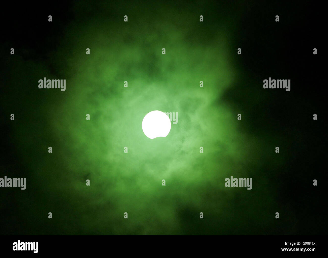 Pinhole camera solar eclipse hi-res stock photography and images - Alamy