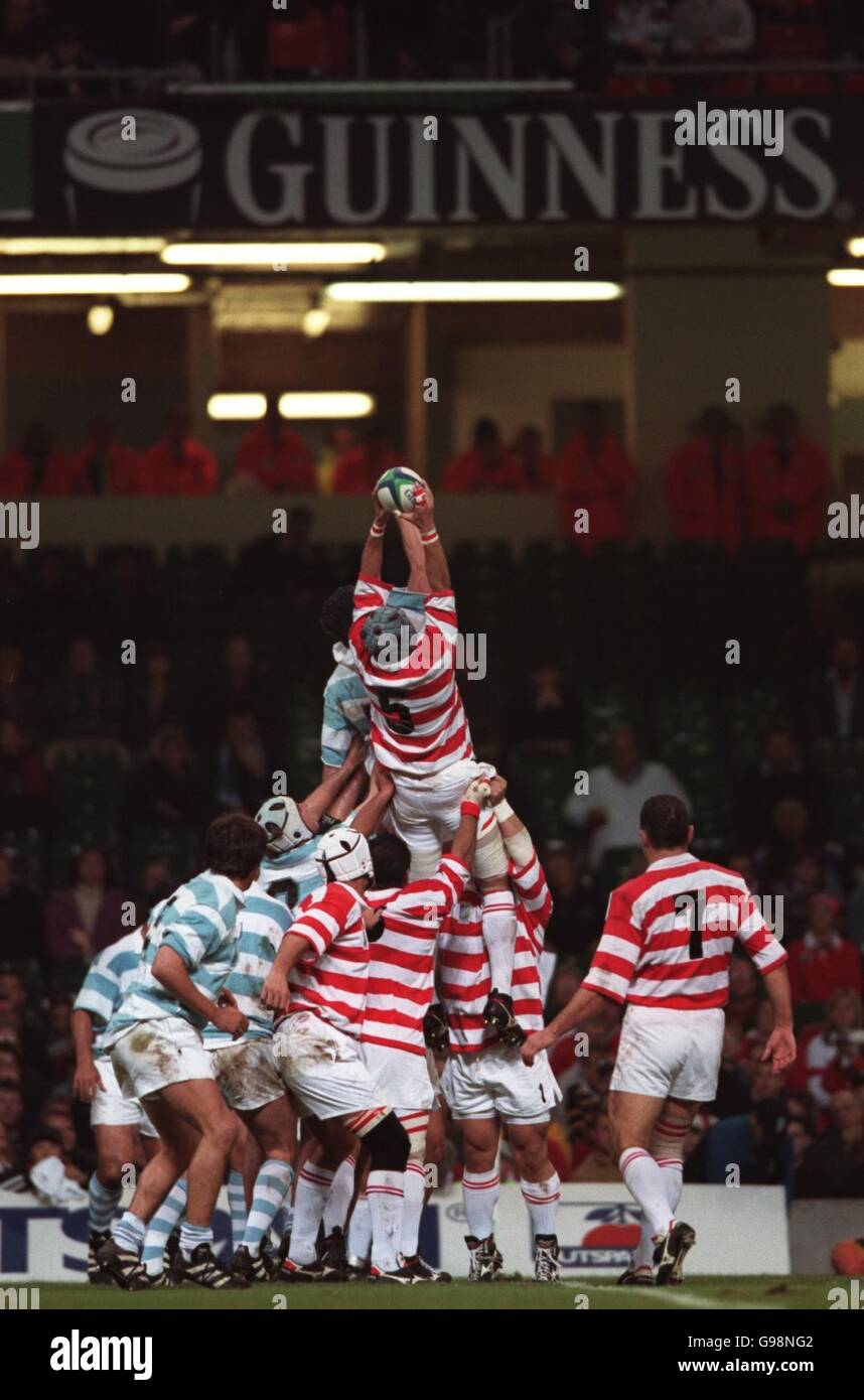 Japan's Hiroyuki Tanuma catches a ball in the line-out Stock Photo - Alamy
