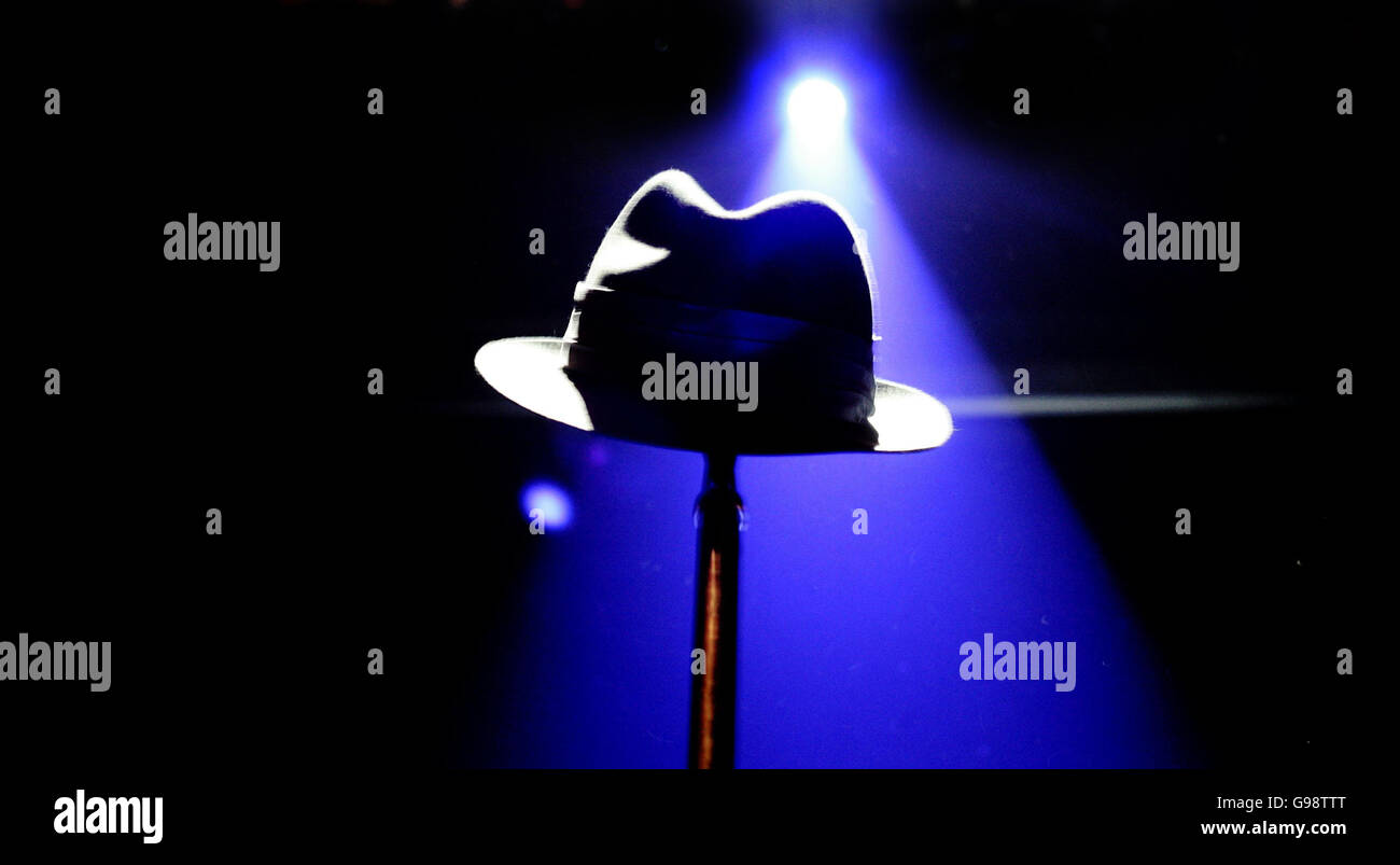 Frank sinatras hat hangs on microphone stand hi-res stock photography ...