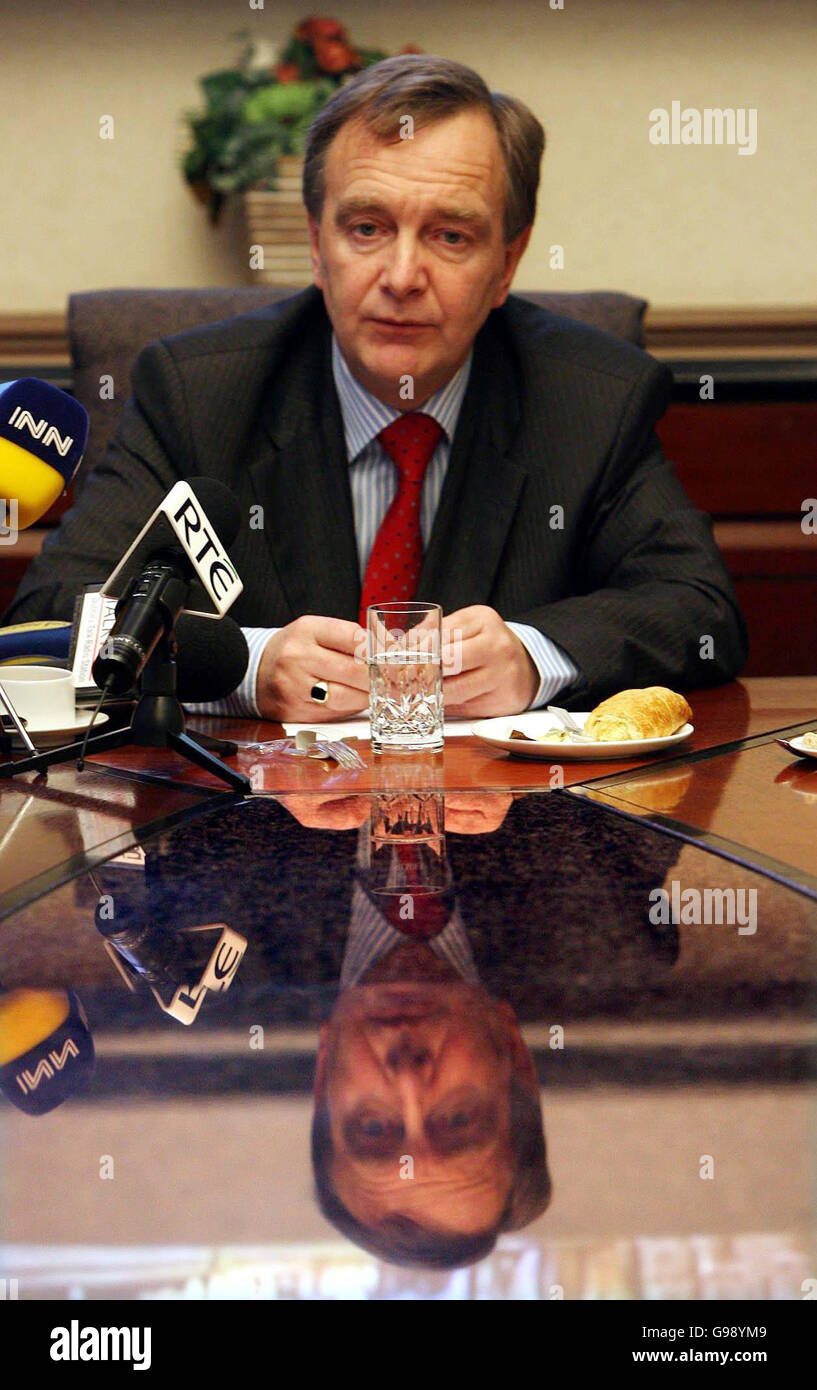 Irish transport minster martin cullen speaking at dublin airport hi-res ...