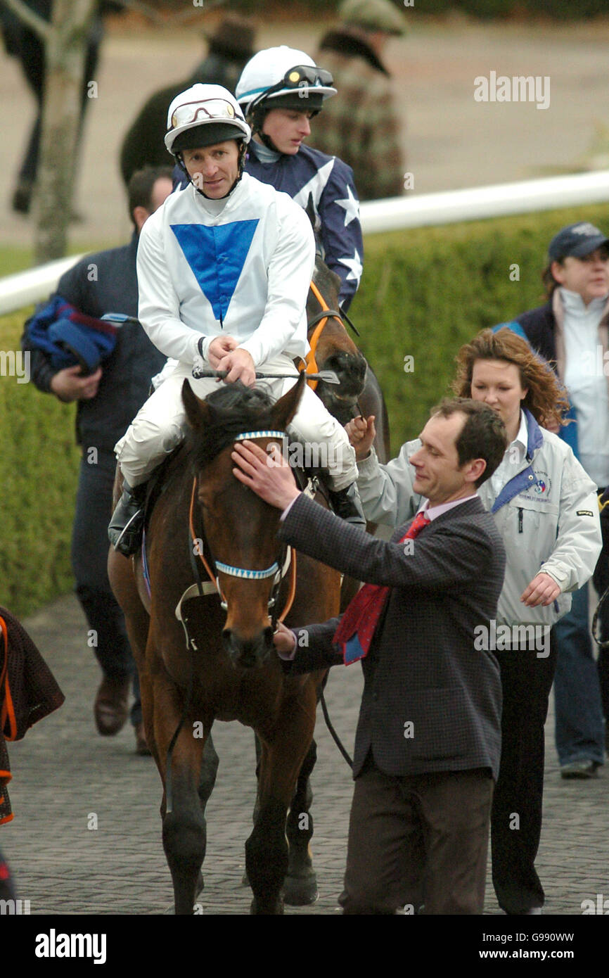 Sport horse racing kempton hi-res stock photography and images - Alamy