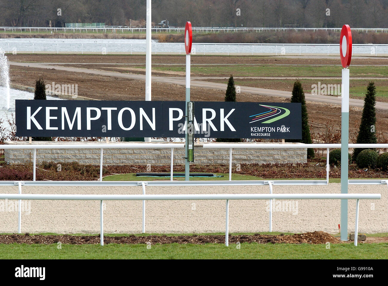 Horse racing kempton park hi-res stock photography and images - Alamy