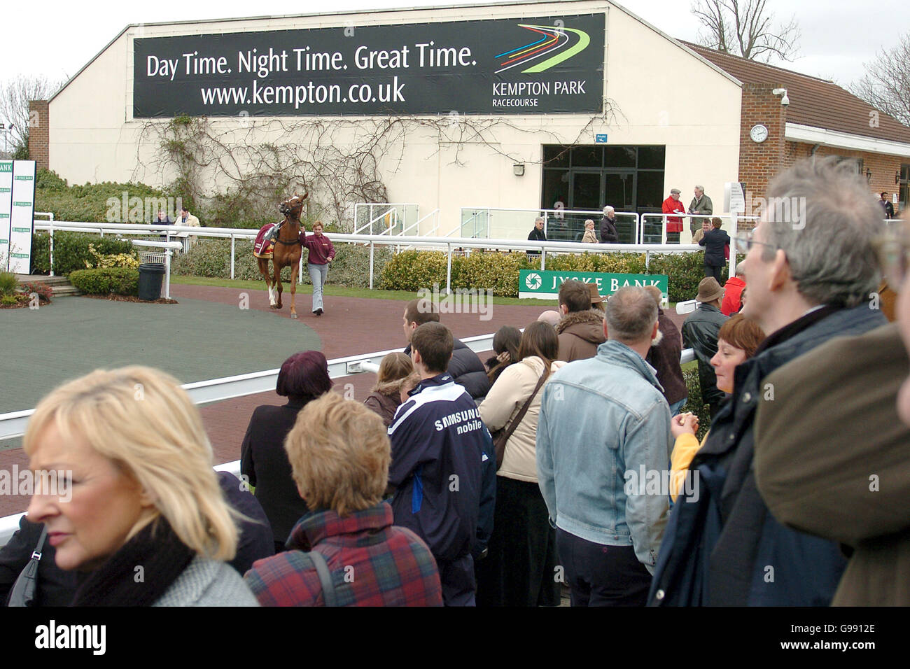 Horse Racing, Kempton Park. The parade ring at Kempton Park Stock Photo ...