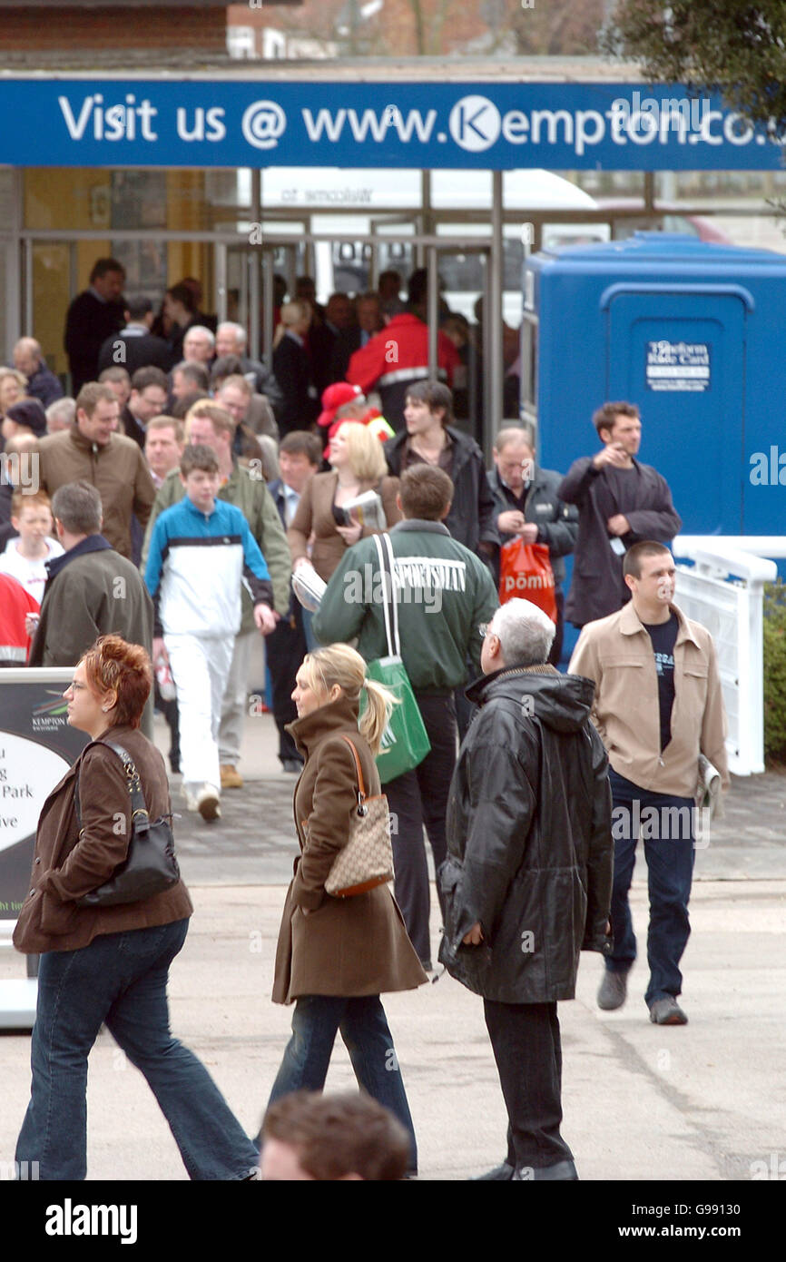 Horse Racing - Kempton Park. Signage at Kempton Park Stock Photo - Alamy