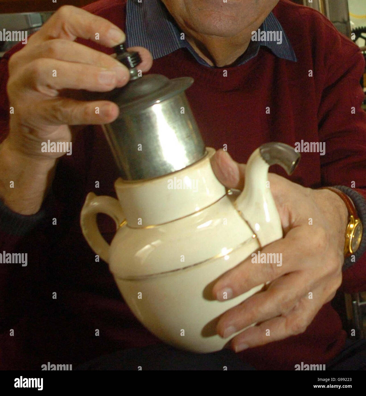 Self pouring teapot hi-res stock photography and images - Alamy