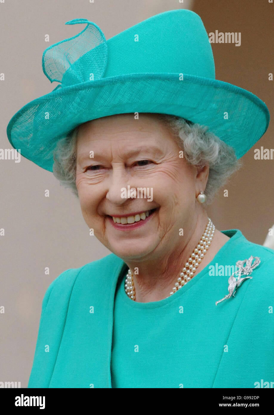 Queen elizabeth ii departs church service at st georges chapel hi-res ...