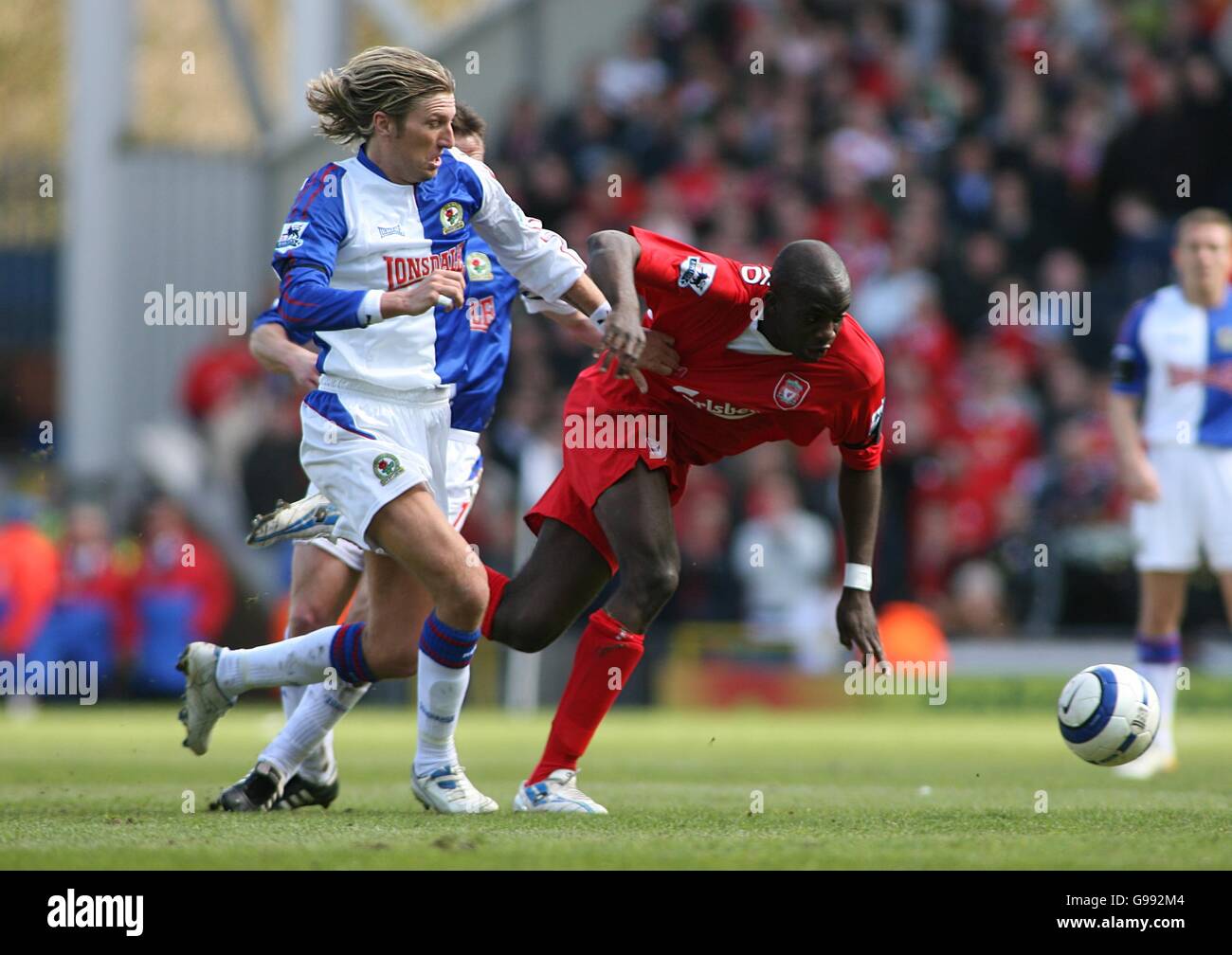 Blackburn Rovers Robbie Savage (l) challenges Liverpool's Mohamed ...