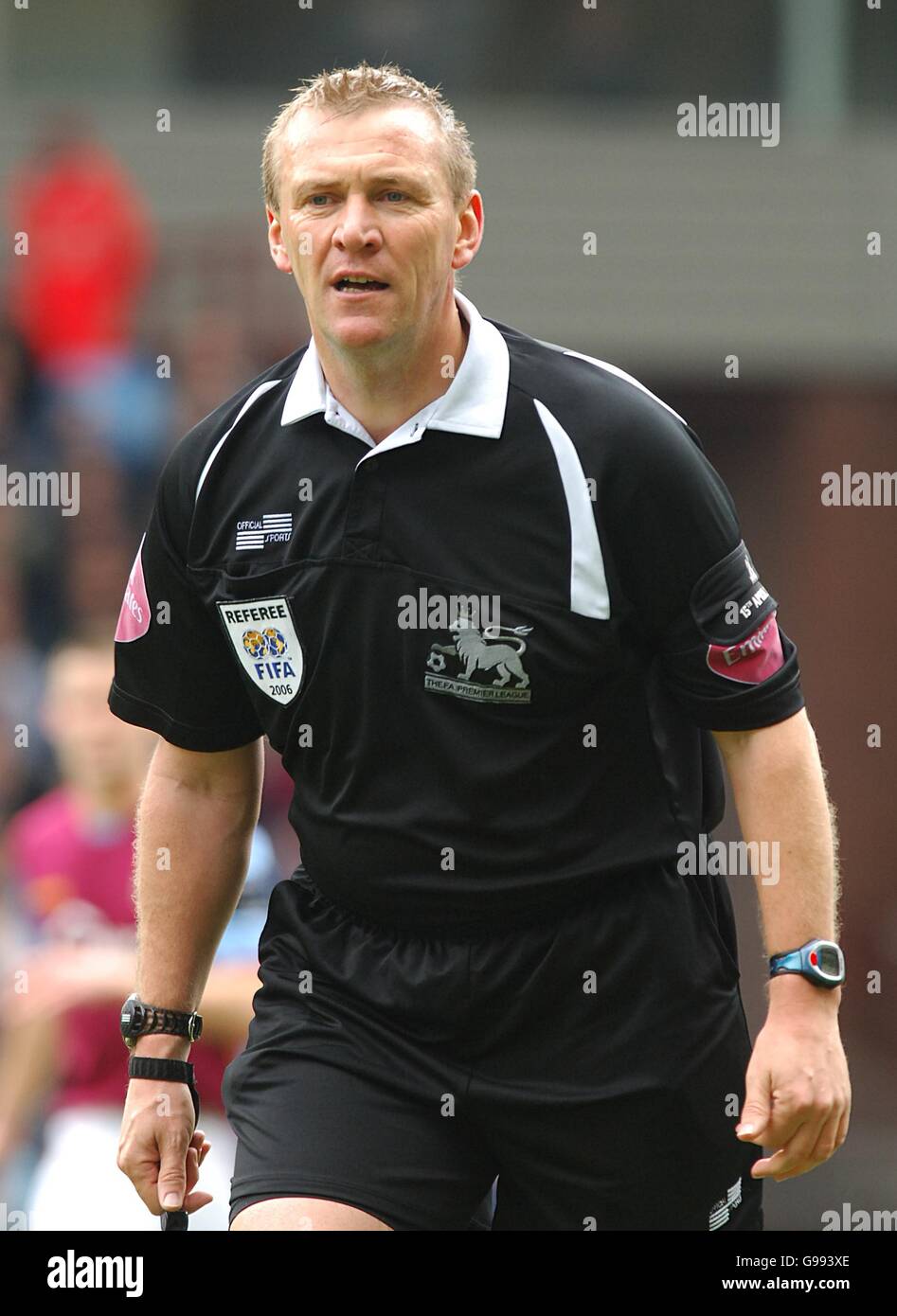 Graham poll premier league referee hi-res stock photography and images ...