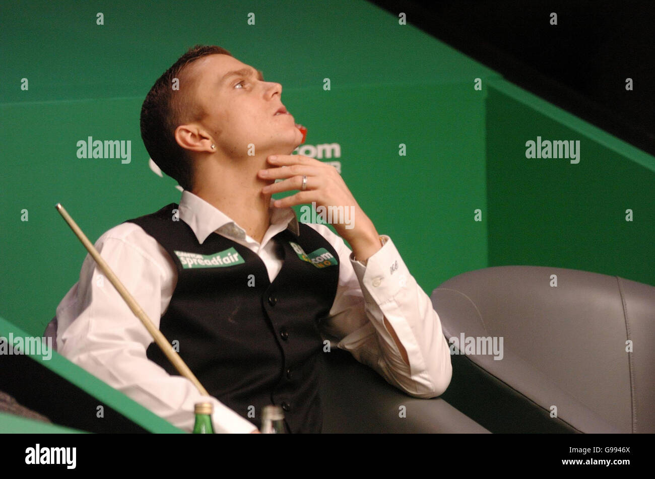 Action sport snooker paul hunter hi-res stock photography and images ...