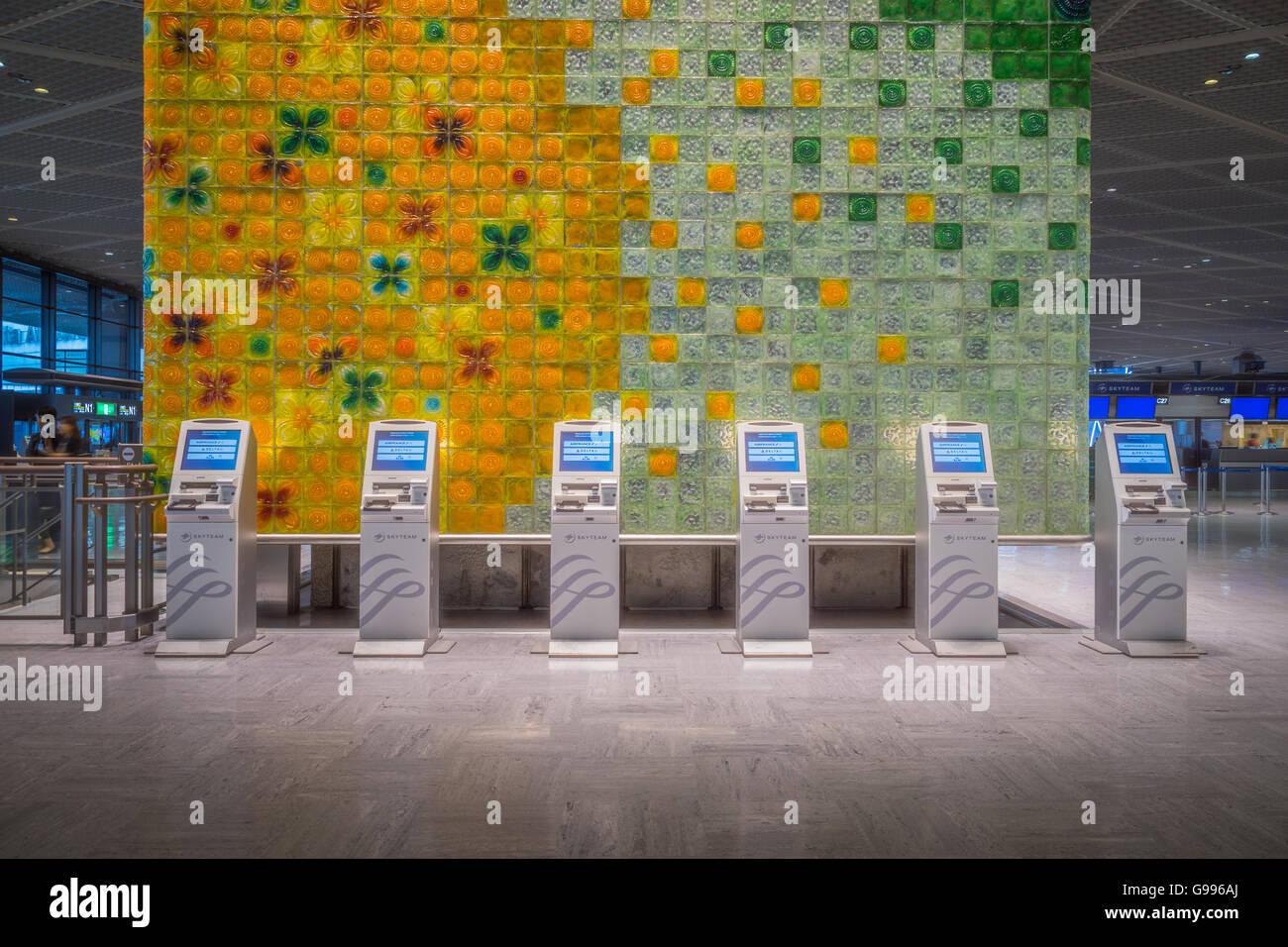 Automated self check in hi-res stock photography and images - Alamy