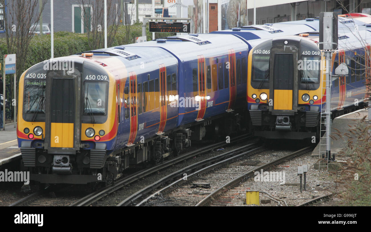 South west trains class 450 hi-res stock photography and images - Alamy