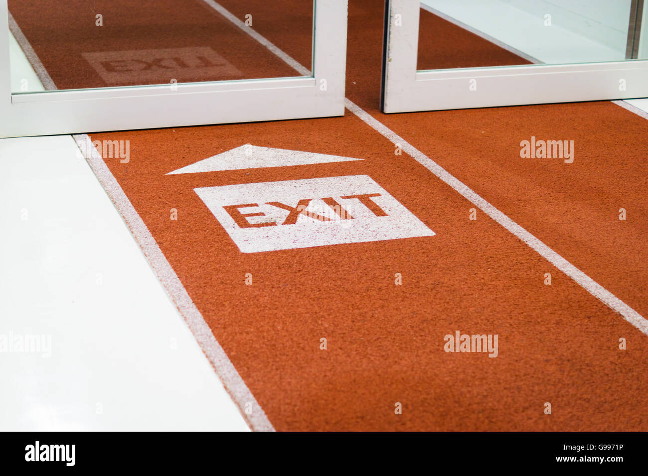 Exit sign airport hi-res stock photography and images - Alamy