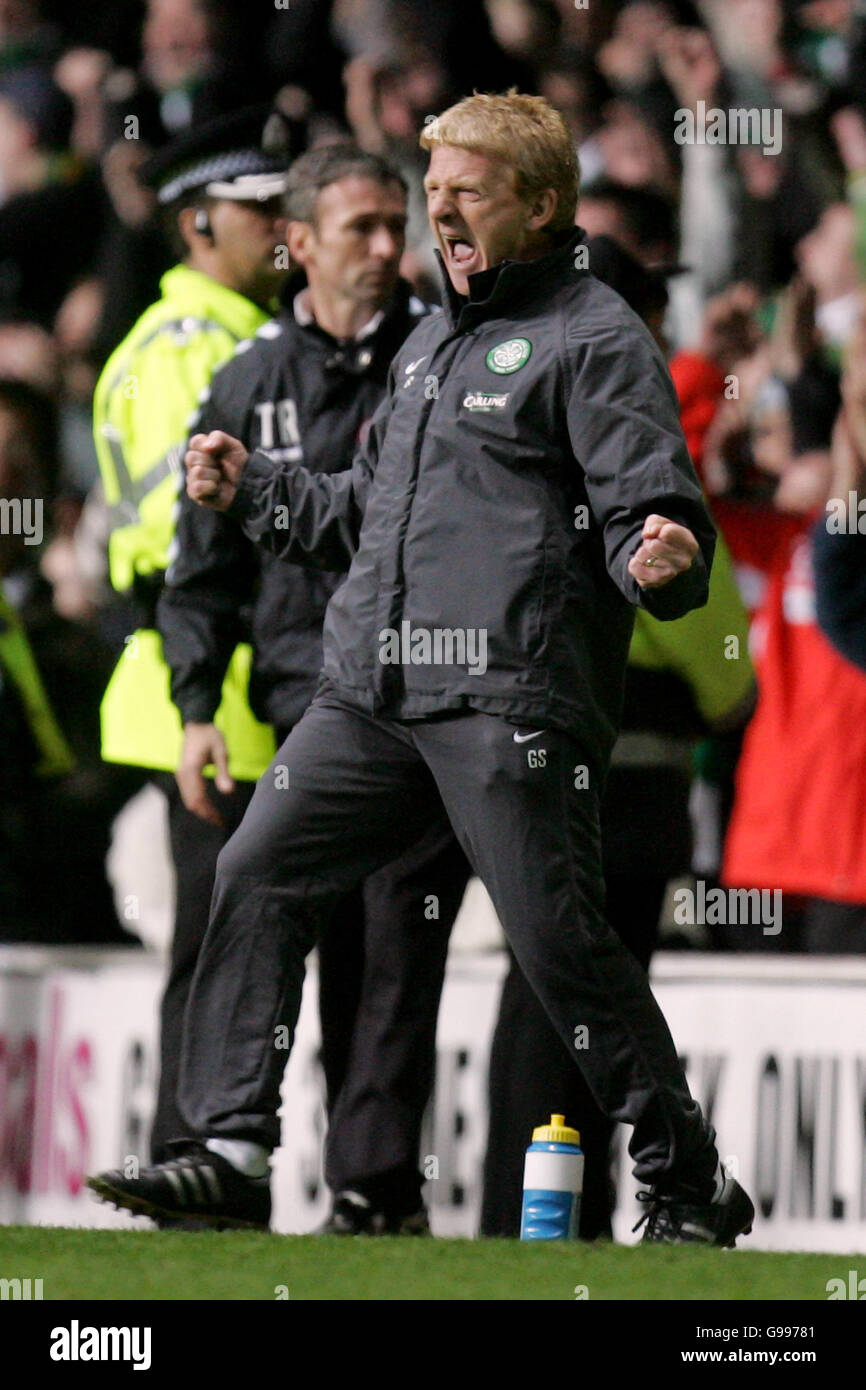 Gordon Strachan , Celtic celebrates winning the league Stock Photo - Alamy