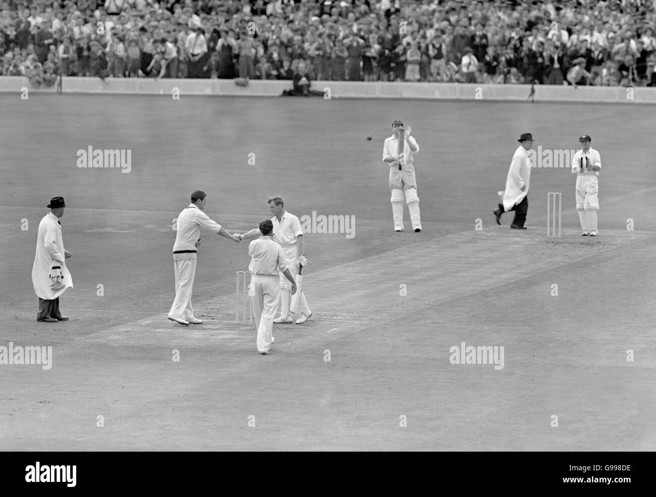 Cricket action shaking hands hi-res stock photography and images - Alamy