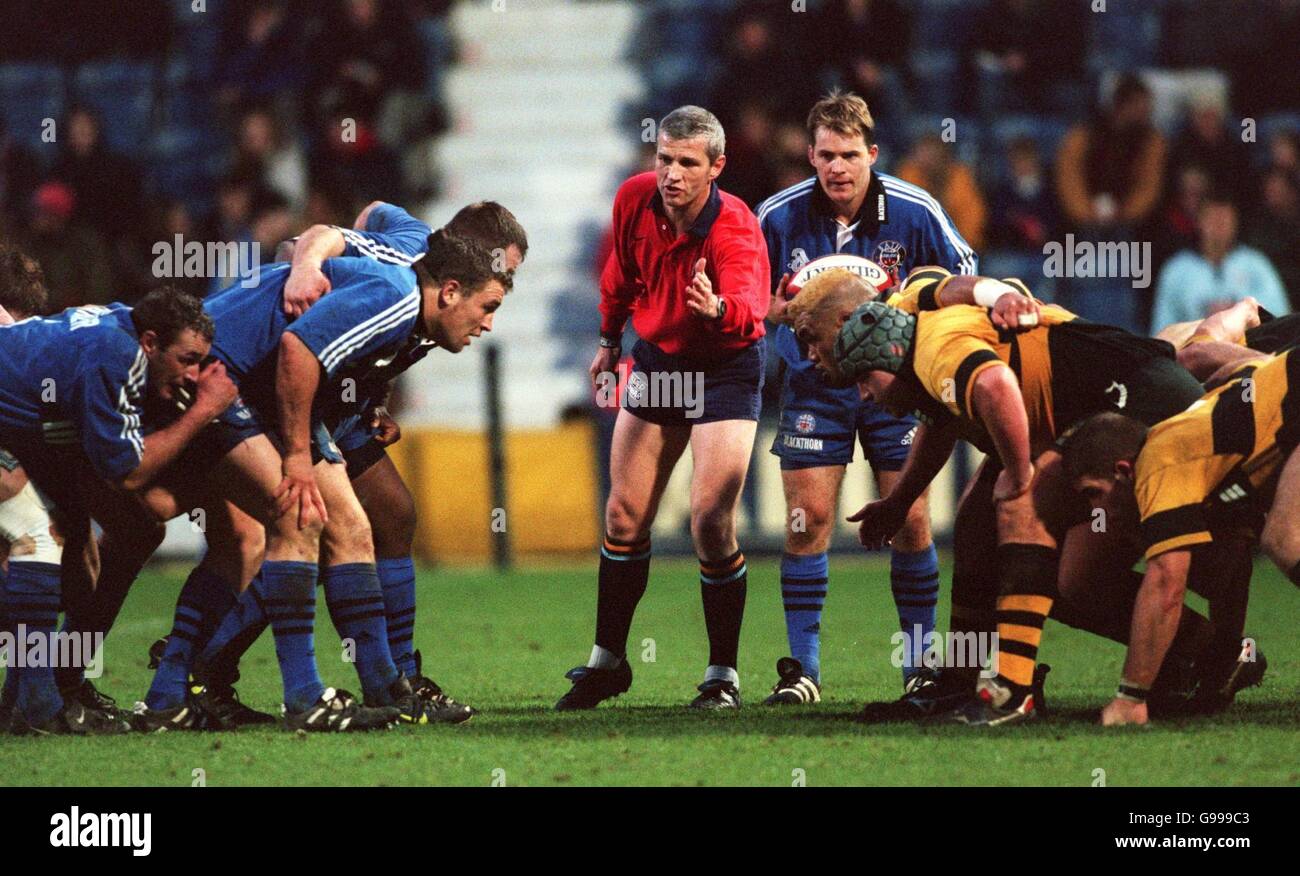 Referee robin goodliffe prepares baths wasps packs for the scrum hi-res ...