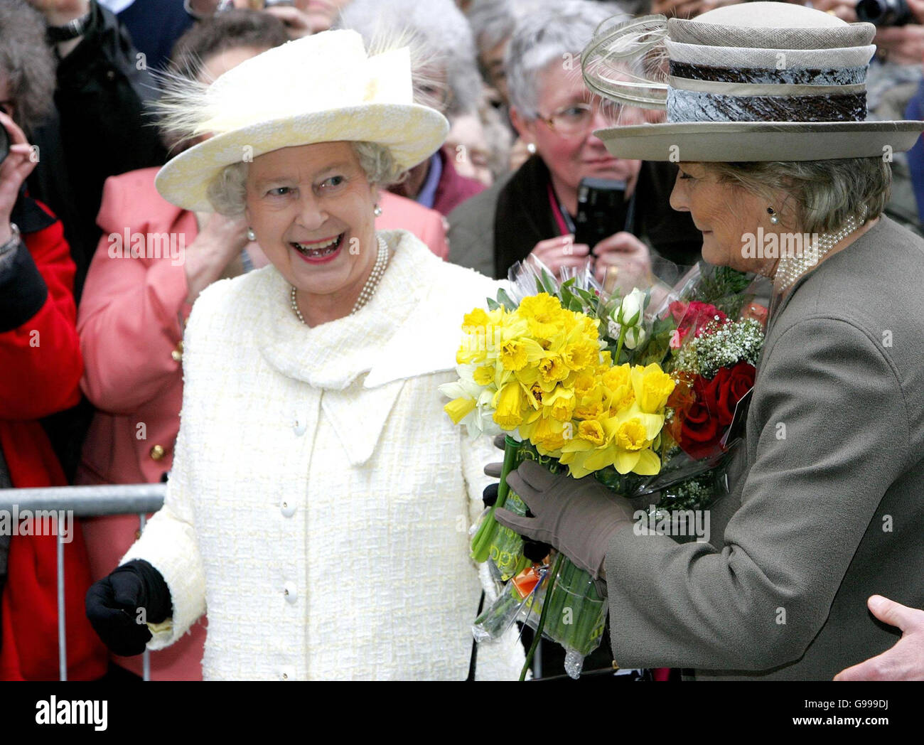 Queen elizabeth ii distributing maundy money hi-res stock photography ...