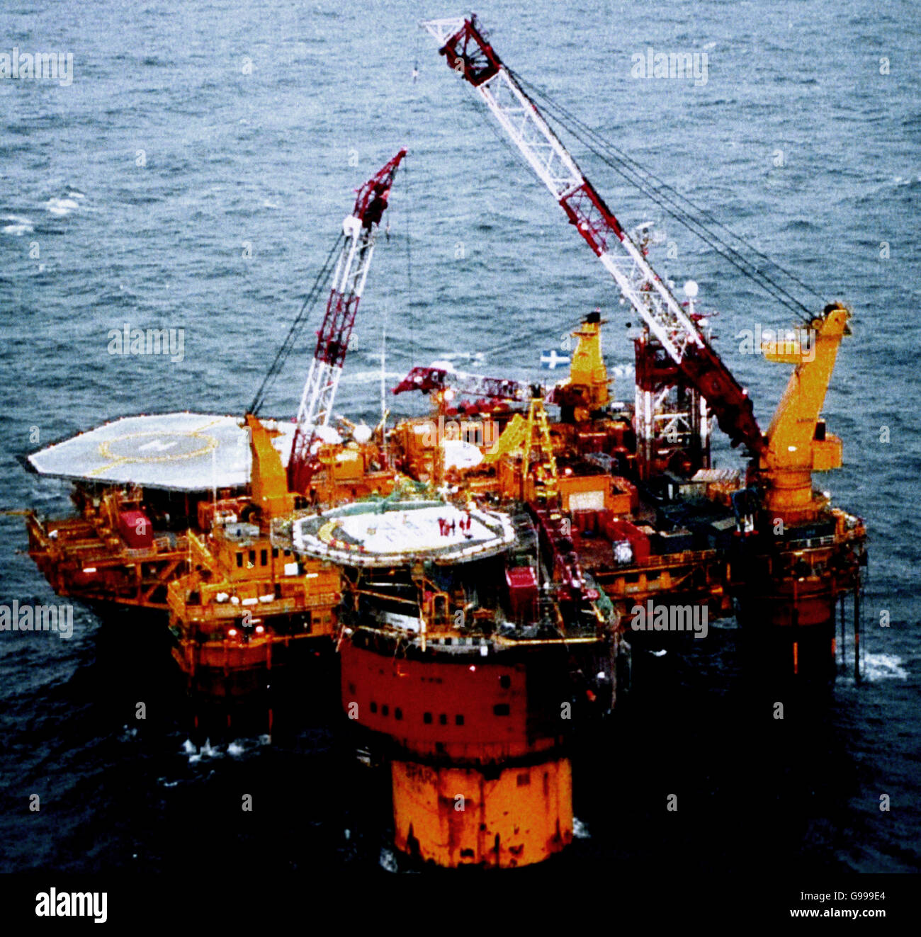 Shell oil north sea hi-res stock photography and images - Alamy