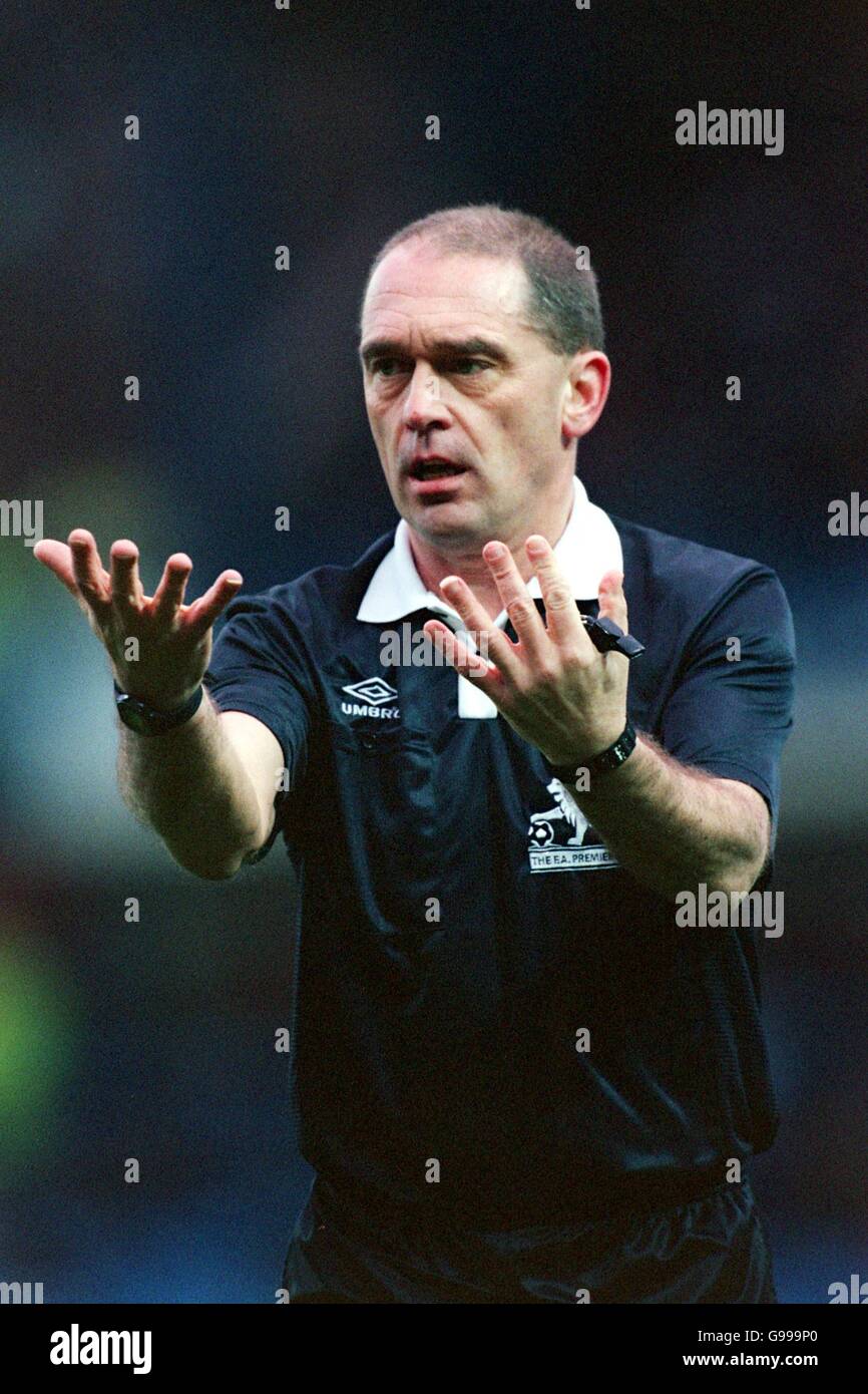 Referee mike reed hi-res stock photography and images - Alamy