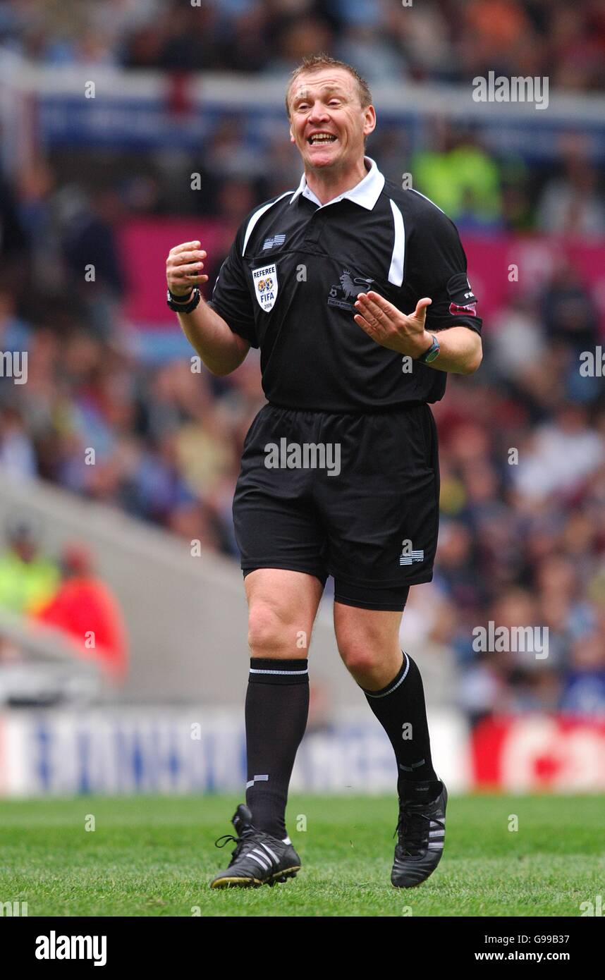 Graham poll premier league referee hi-res stock photography and images ...