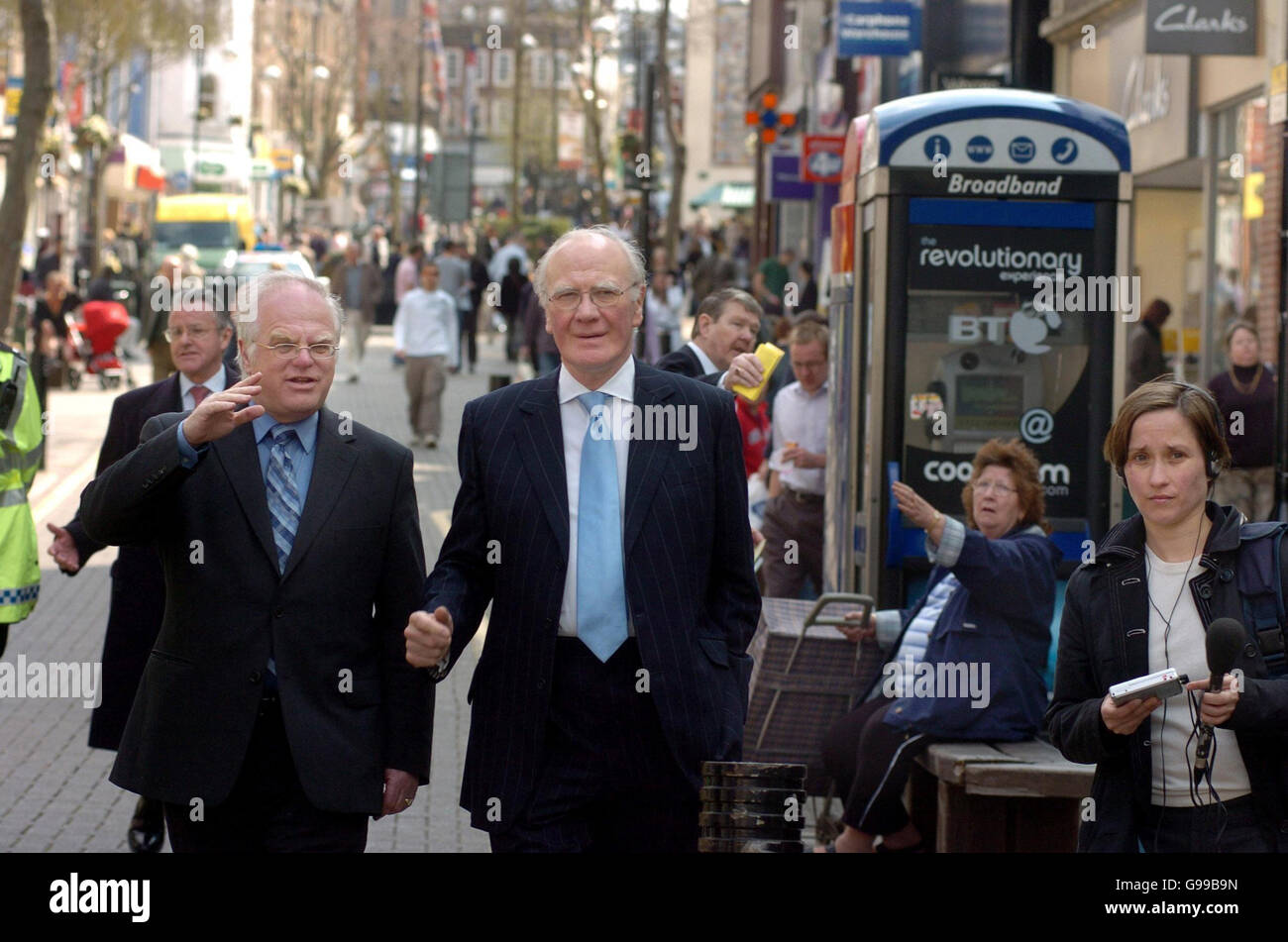 The leader of the Liberal Democrats Sir Menzies Campbell talks to local ...