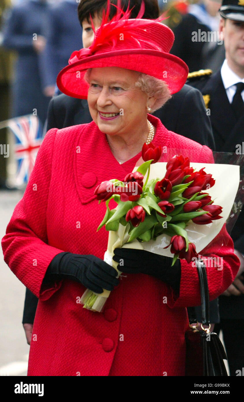 Queen elizabeth ii walkabout in windsor mark 80 birthday hi-res stock ...
