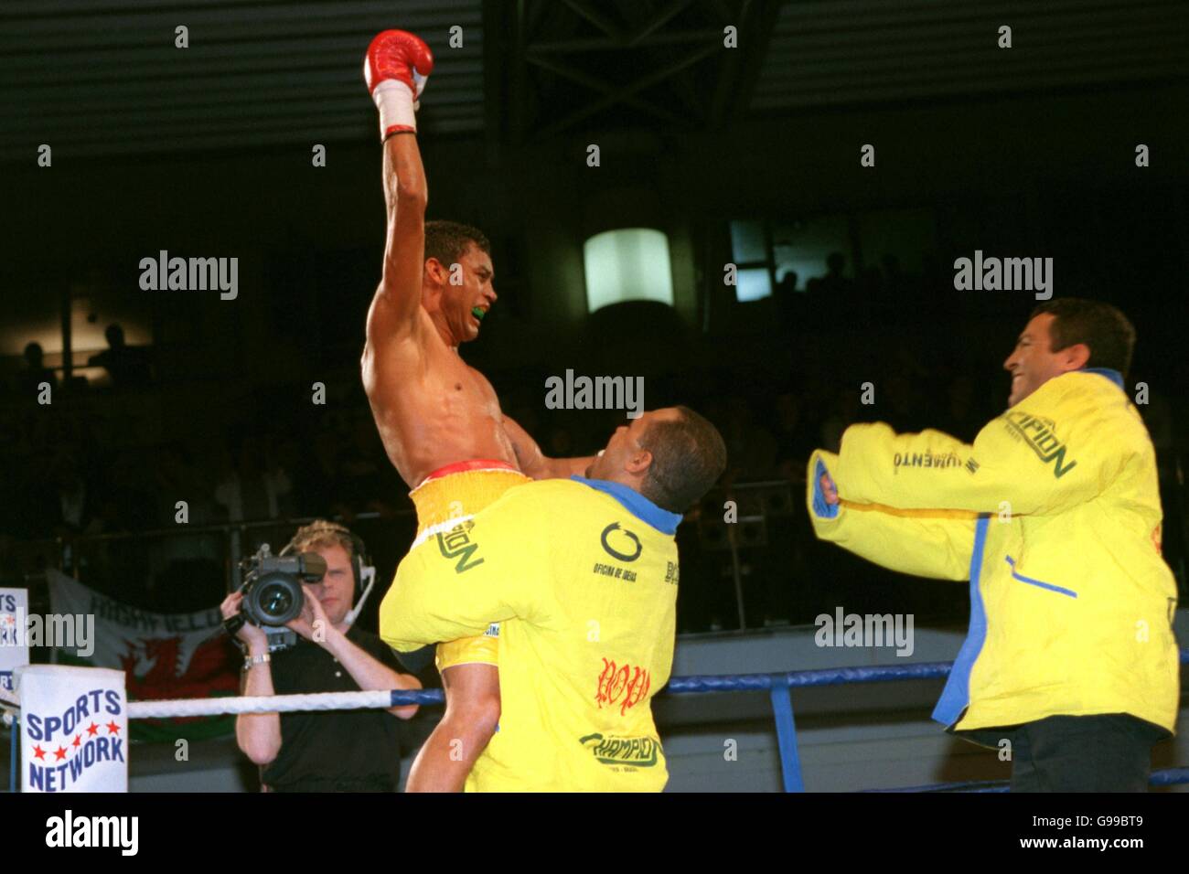Acelino Freitas celebrates victory after beating Barry Jones in eight ...