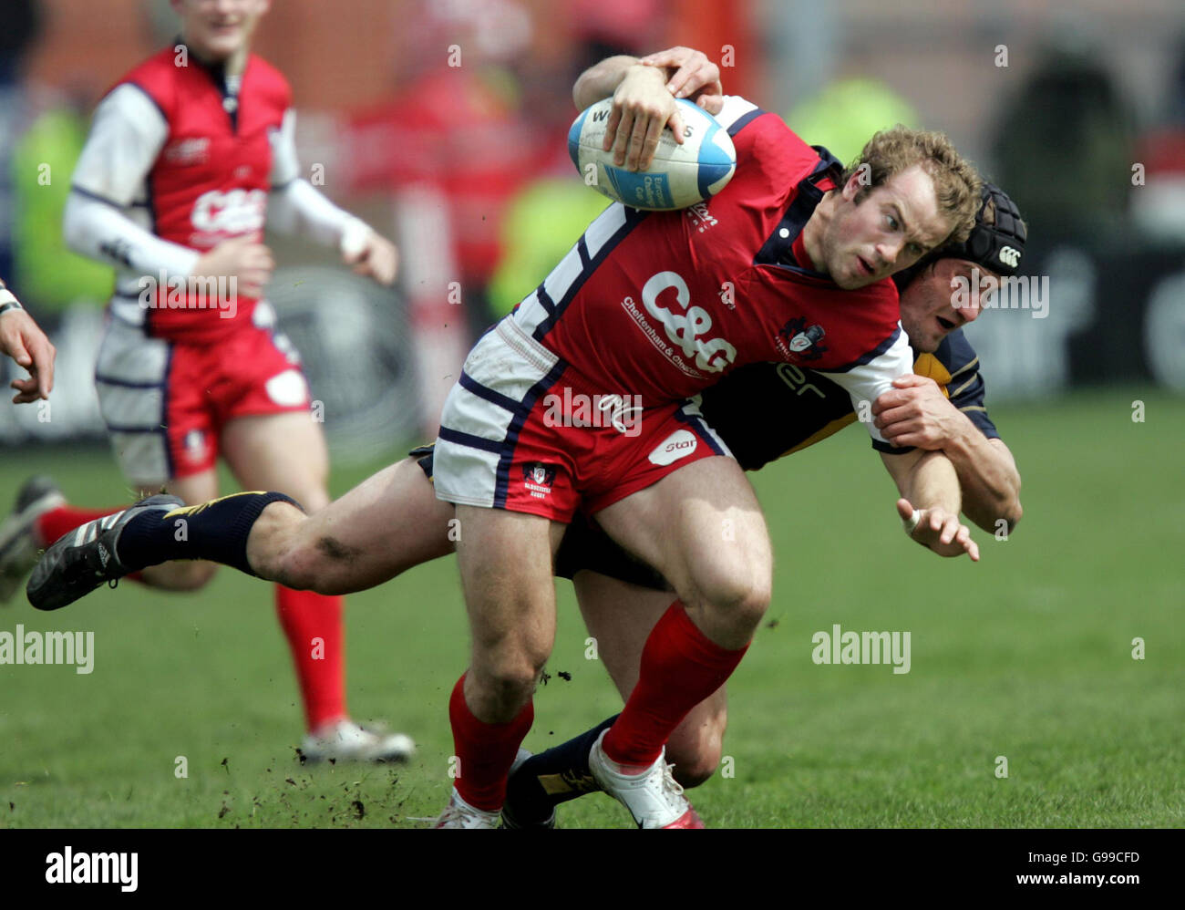 Gloucester's James Simpson-Daniel is tackled by Worcester's Tom Harding ...