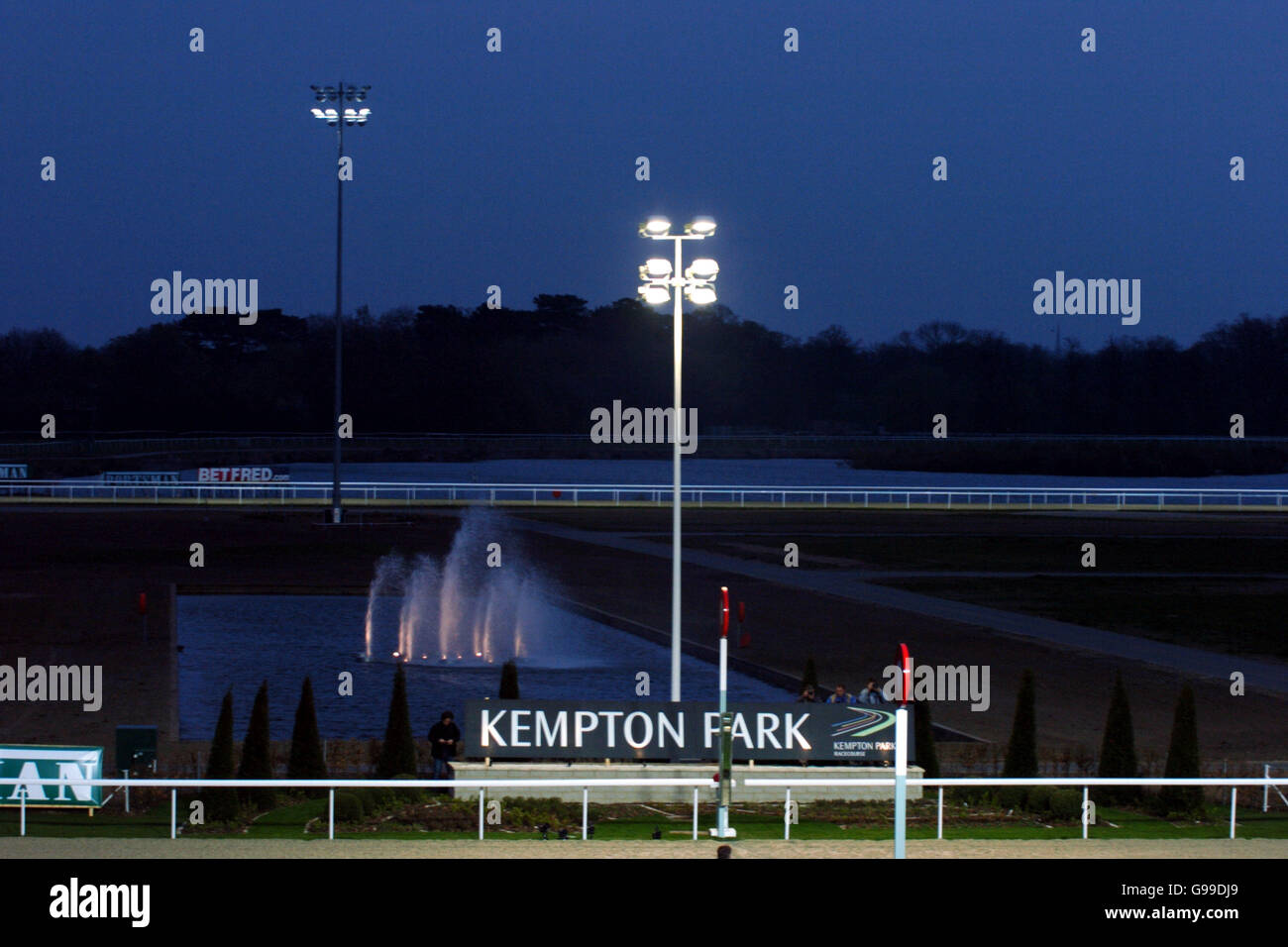 Horse Racing - Kempton Park Racecourse Stock Photo - Alamy