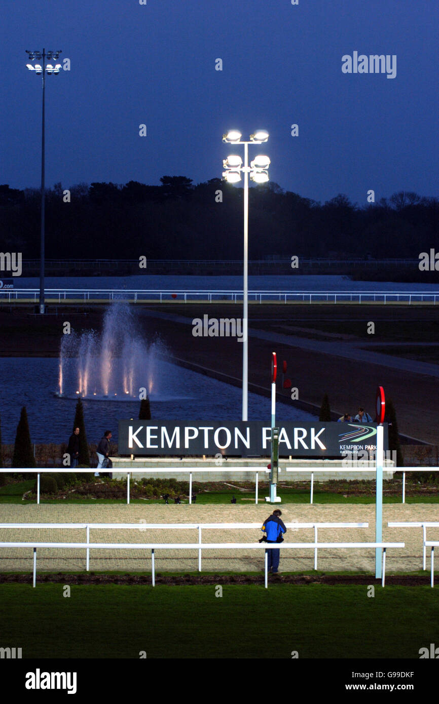 Horse Racing - Kempton Park Racecourse Stock Photo - Alamy