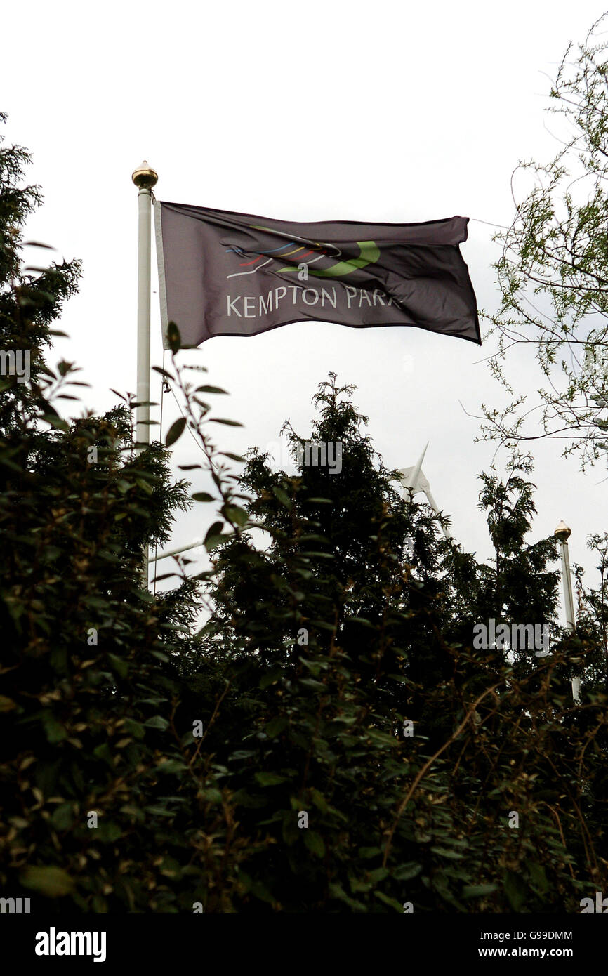 First race kempton park racecourse hi-res stock photography and images ...