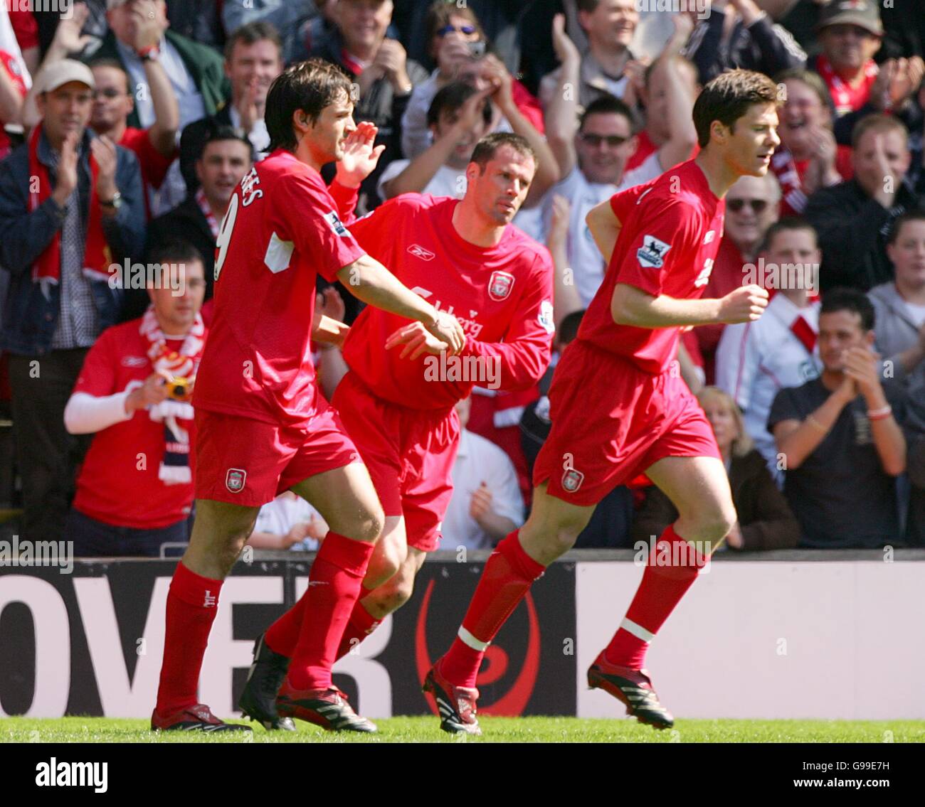 Liverpool's Fernando Morientes (l) celebrates his goal Stock Photo - Alamy