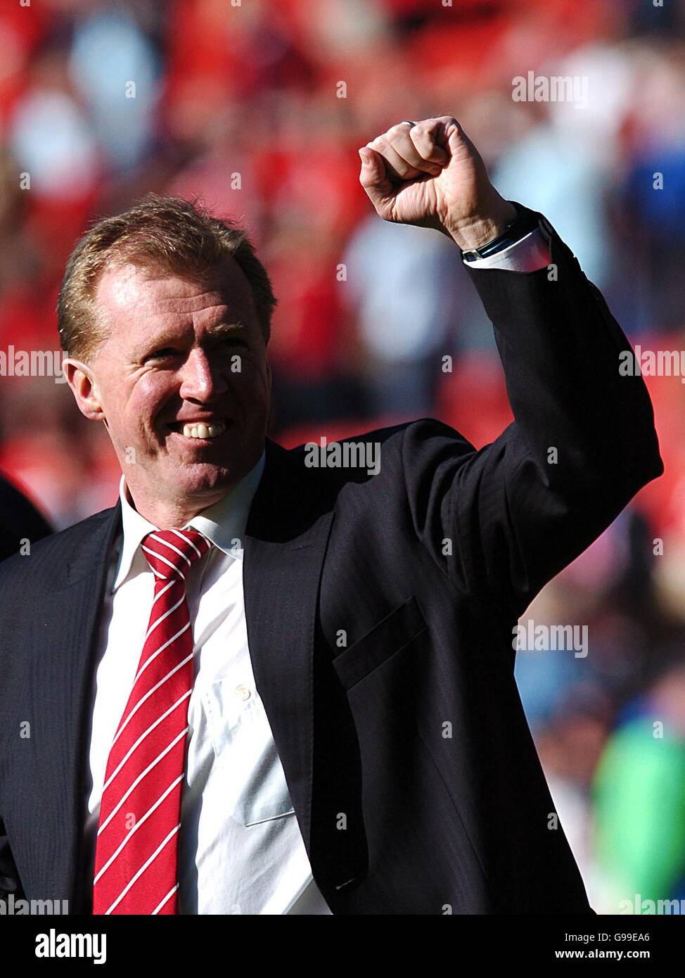 Middlesbrough manager Steve McClaren salutes the crowd after the final ...