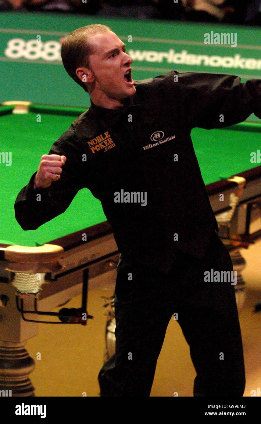 Scotland's Graeme Dott celebrates winning against Ronnie O'Sullivan in ...