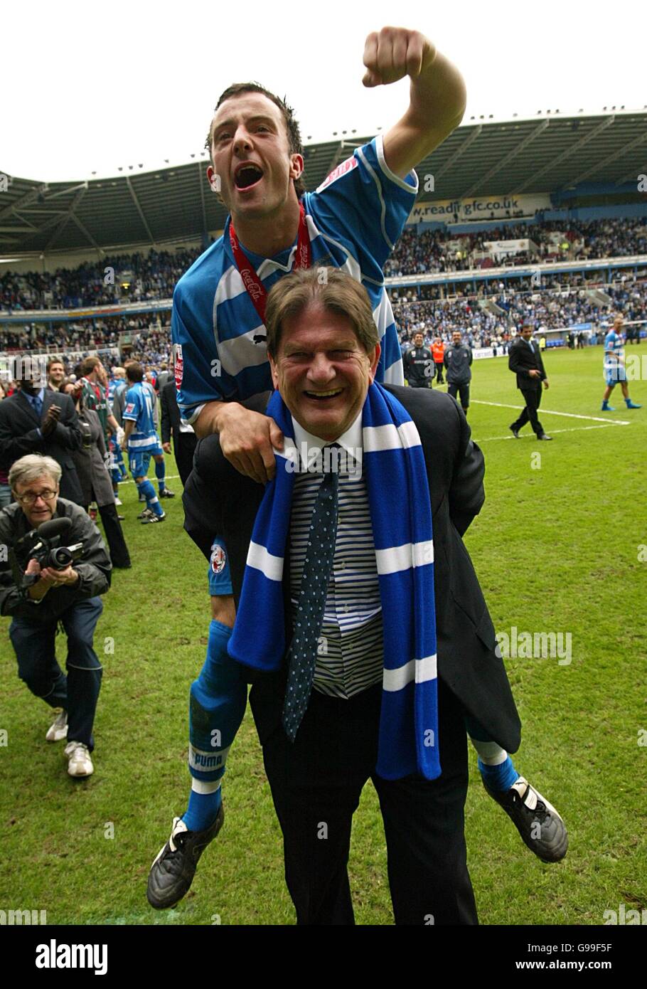 Readings stephen hunt celebrates hi-res stock photography and images ...