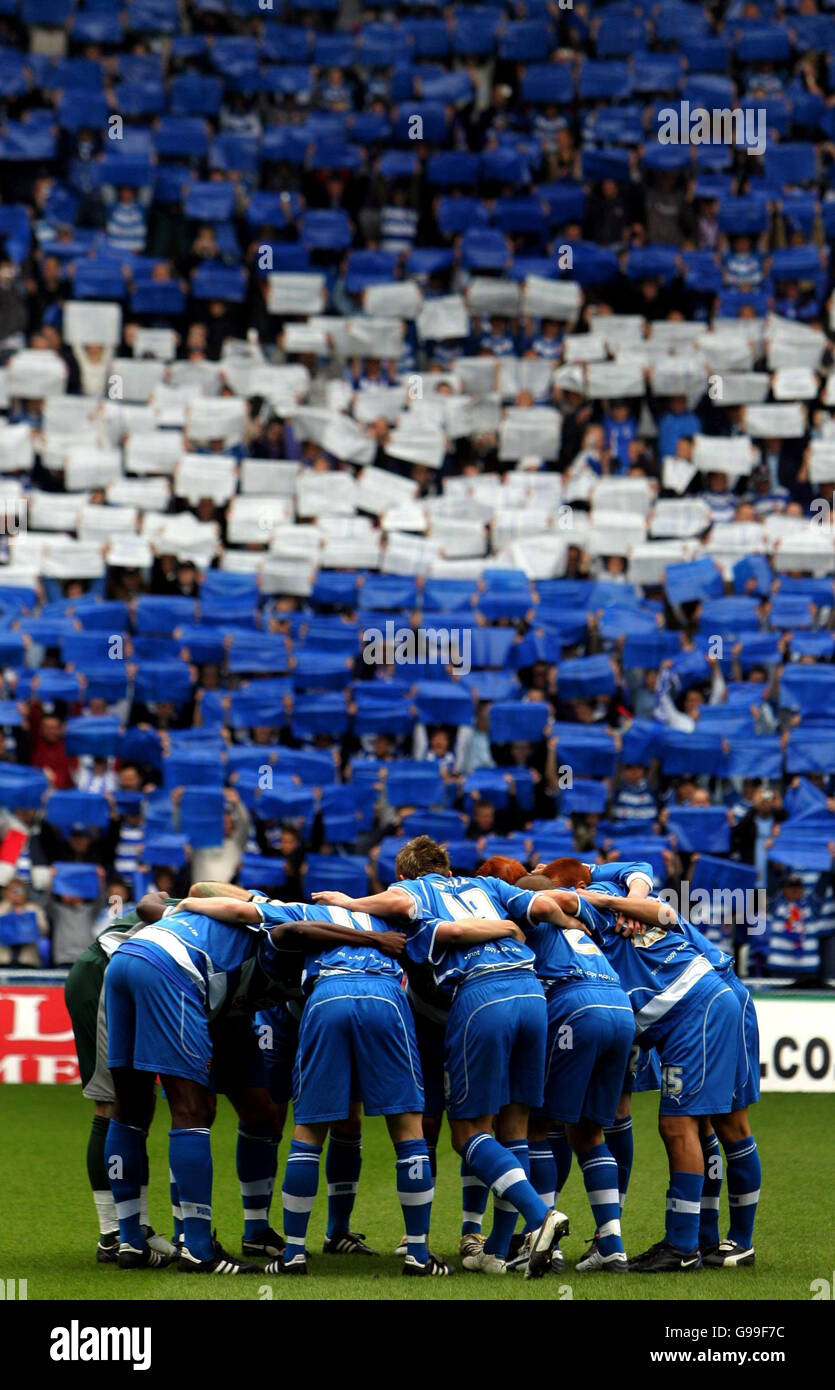 Reading fans in the stands show their support hi-res stock photography ...
