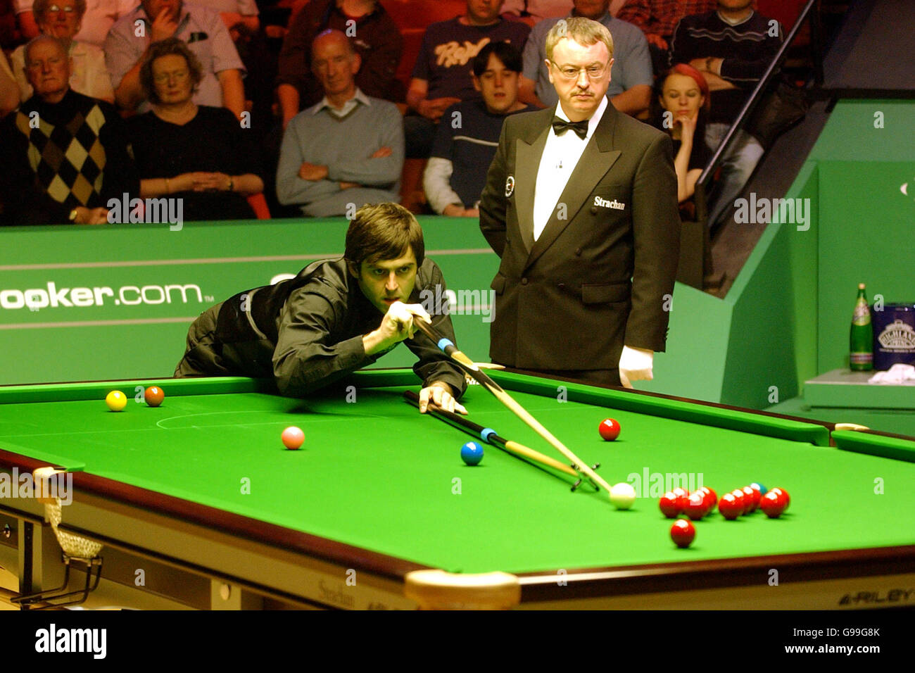 Sport snooker action referee hi-res stock photography and images - Alamy