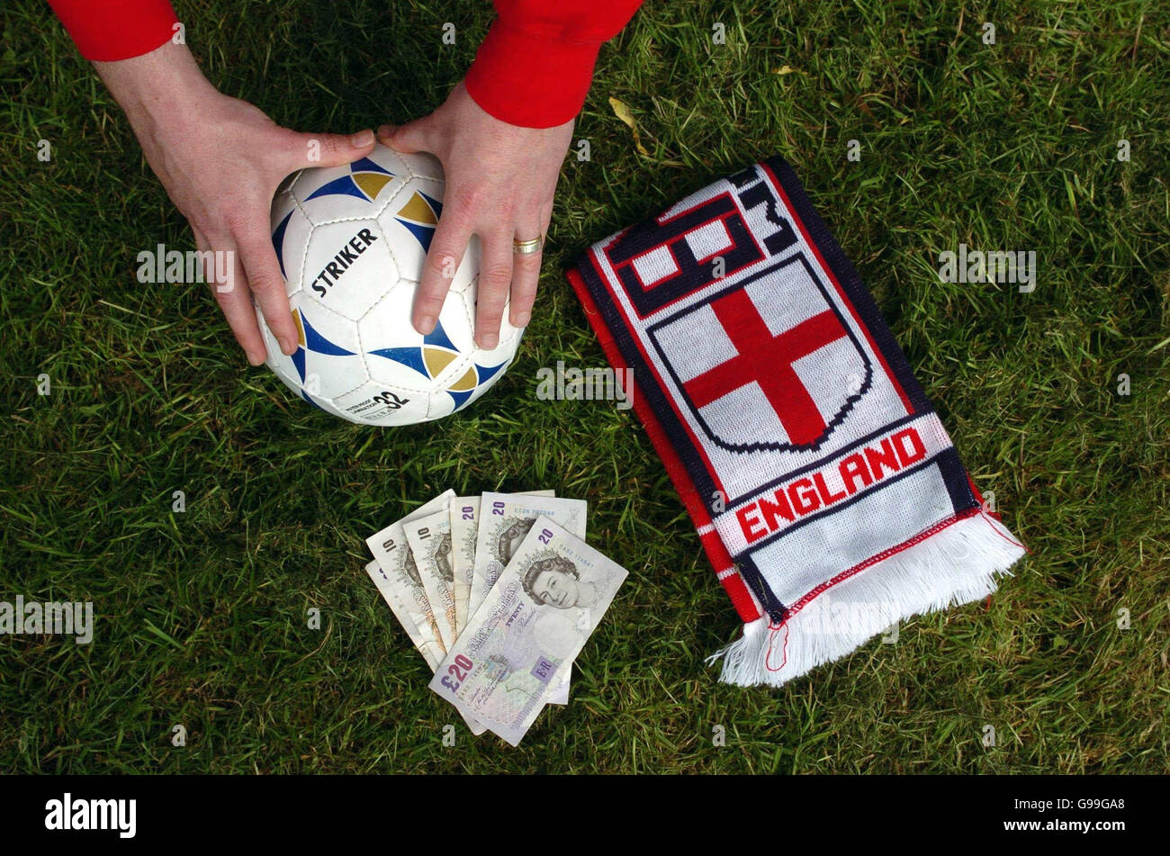 100 in cash and an england football scarf hi-res stock photography and ...
